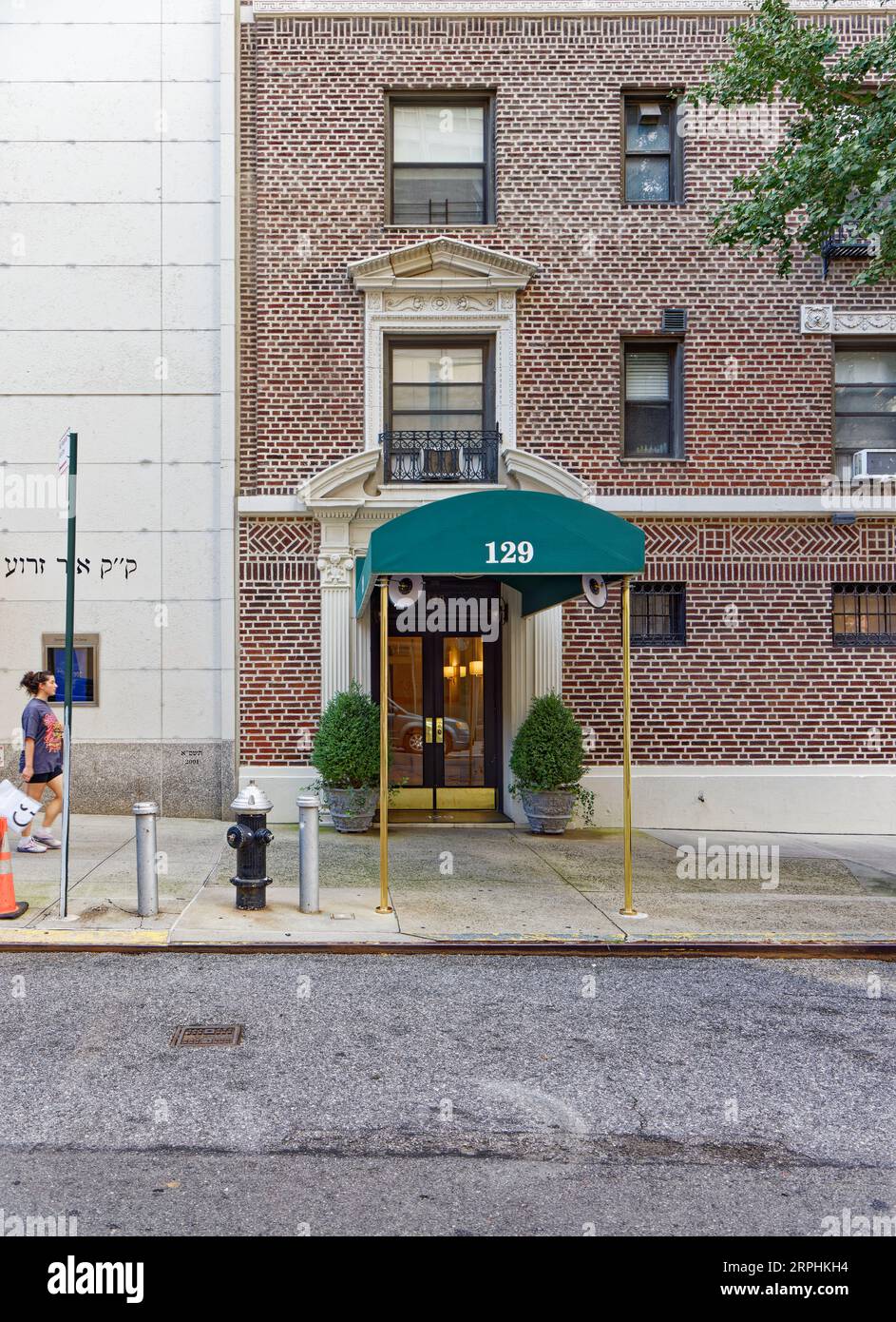 Upper East Side: Emery Roth designed mid-rise apartment building 129 ...