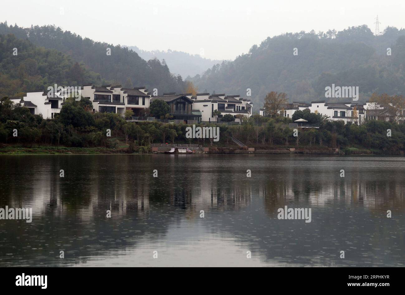 191112 -- HUANGSHAN, Nov. 12, 2019 -- Photo taken on Nov. 12, 2019 ...