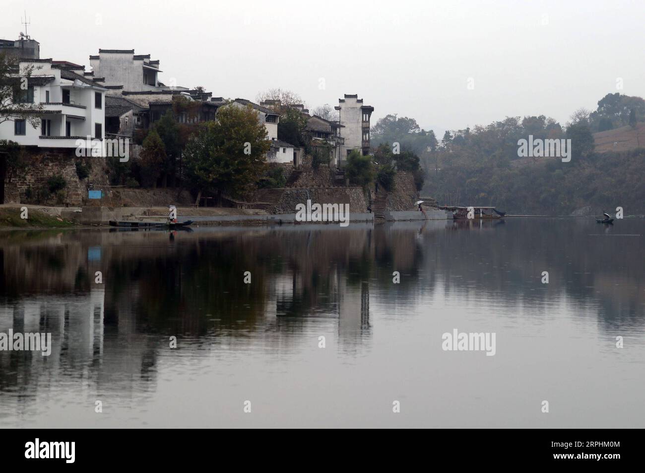 191112 -- HUANGSHAN, Nov. 12, 2019 -- Photo taken on Nov. 12, 2019 ...