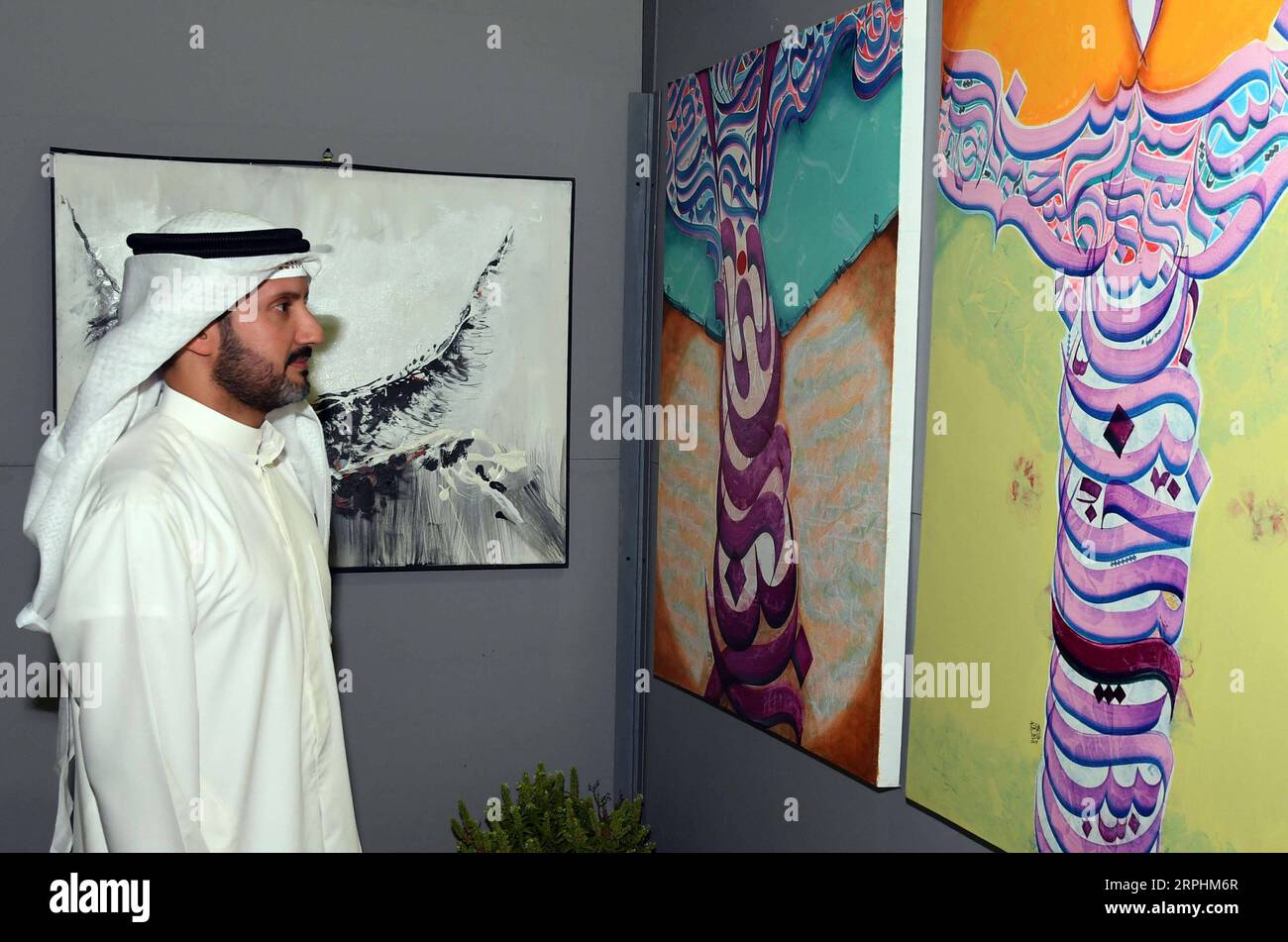 191112 -- KUWAIT CITY, Nov. 12, 2019 Xinhua -- A man visits a plastic ...