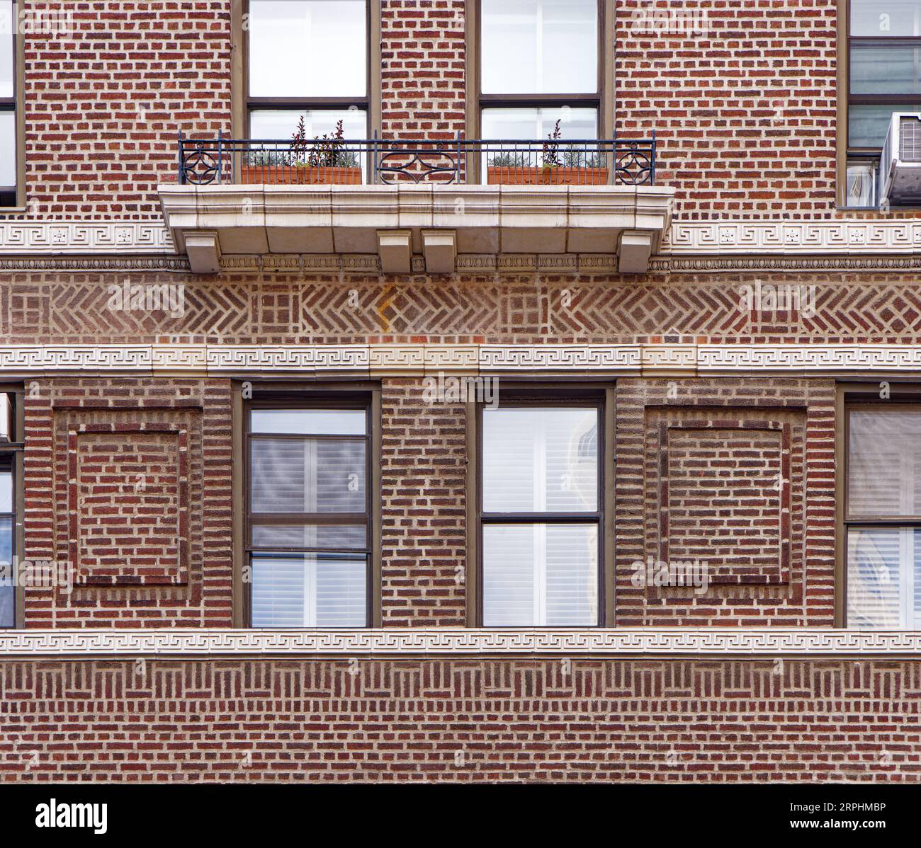 Upper East Side: Emery Roth designed mid-rise apartment building 129 ...