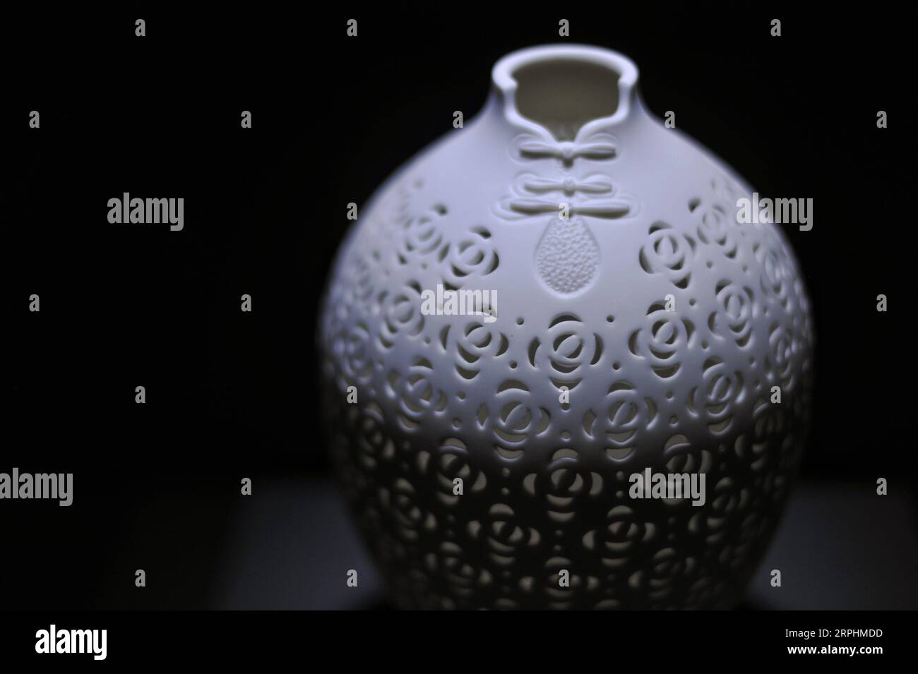 191113 -- DEHUA, Nov. 13, 2019 -- A hollowed white porcelain by Chen ...
