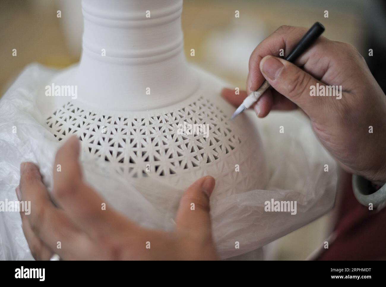 191113 -- DEHUA, Nov. 13, 2019 -- Chen Minghua makes a hollowed white ...