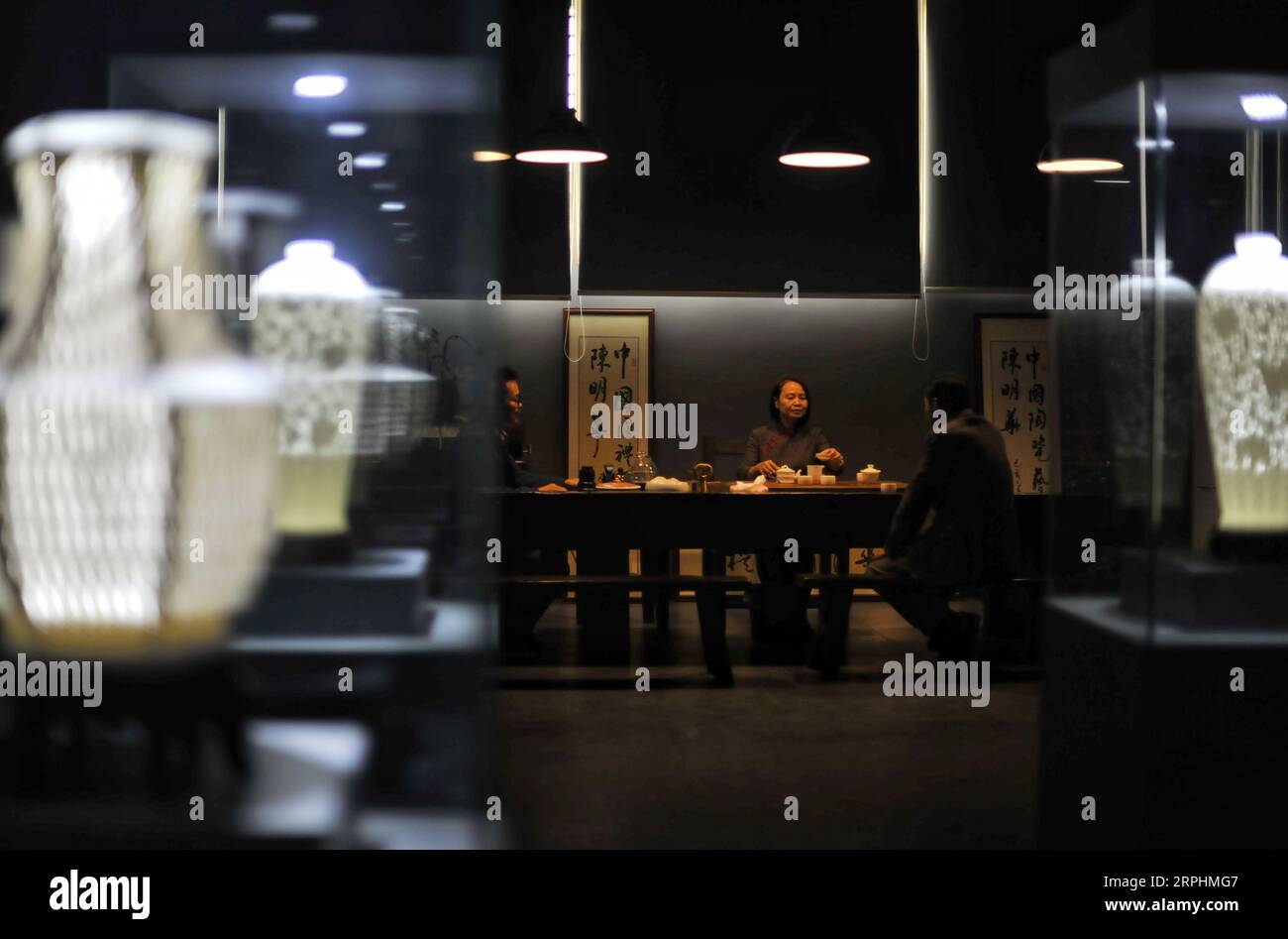 191113 -- DEHUA, Nov. 13, 2019 -- Chen Minghua makes tea with white ...