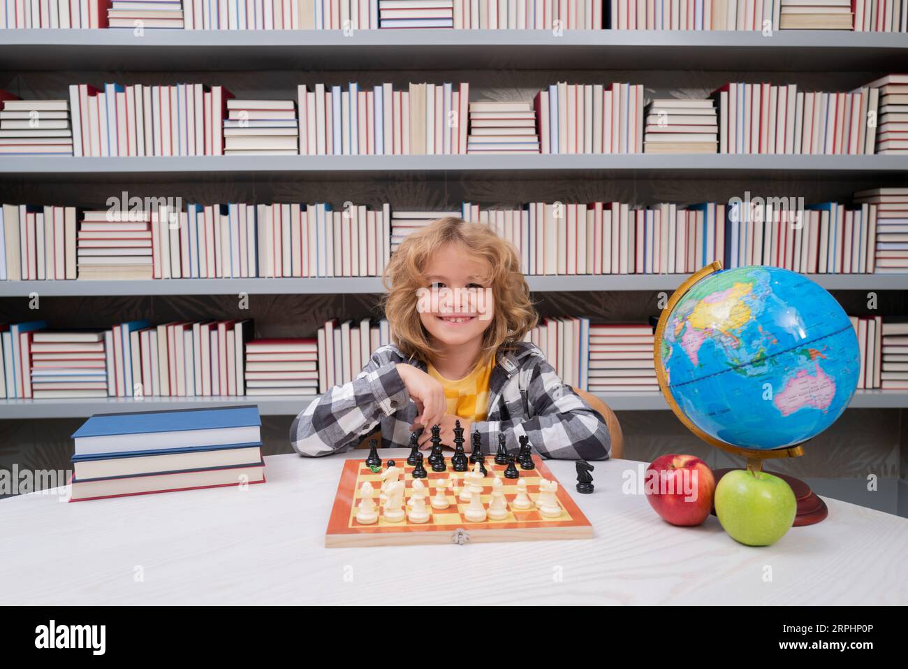 Kids play chess classroom hi-res stock photography and images - Alamy