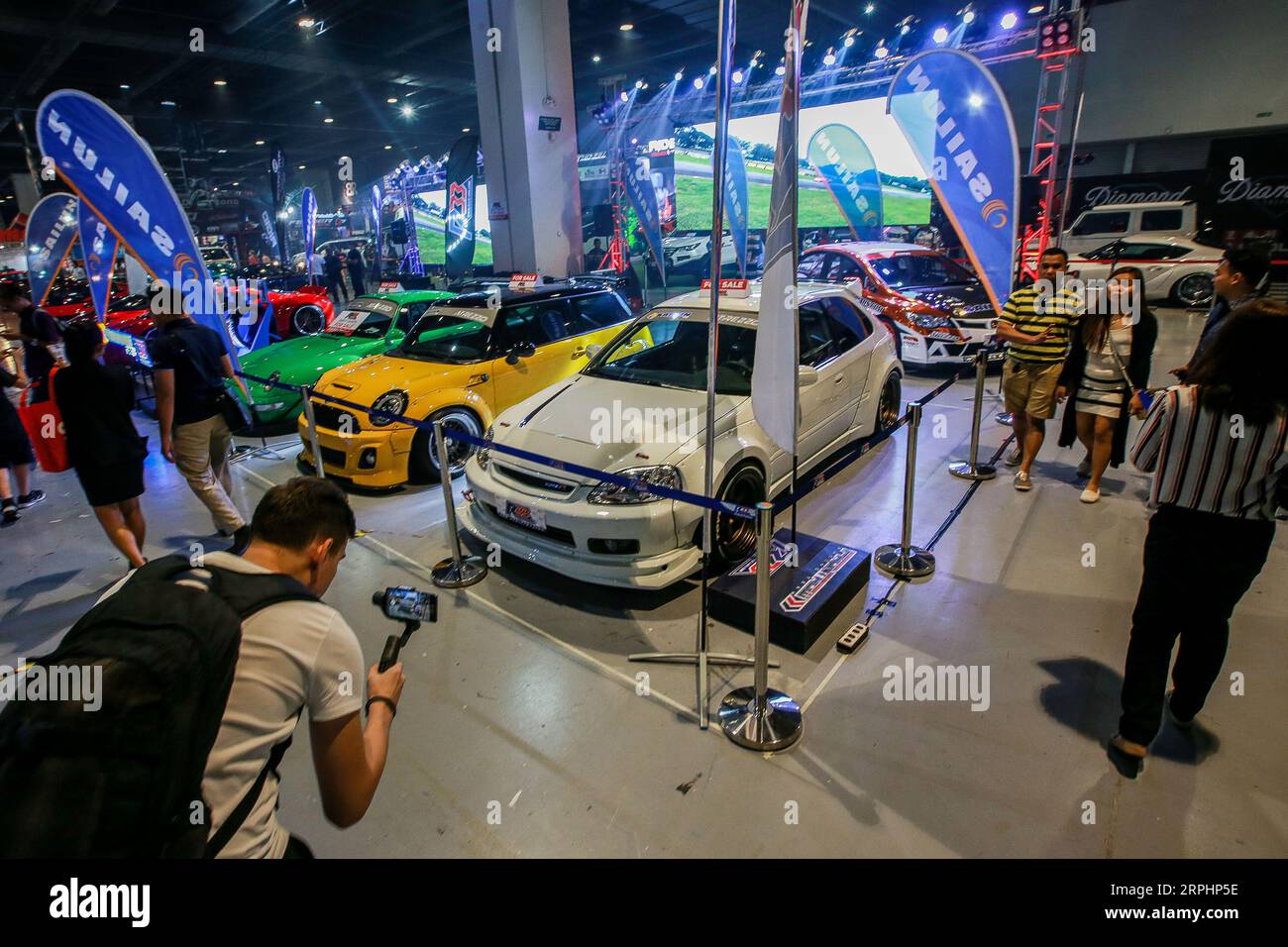 191115 -- PASAY CITY, Nov. 15, 2019 -- Visitors view exhibited cars ...