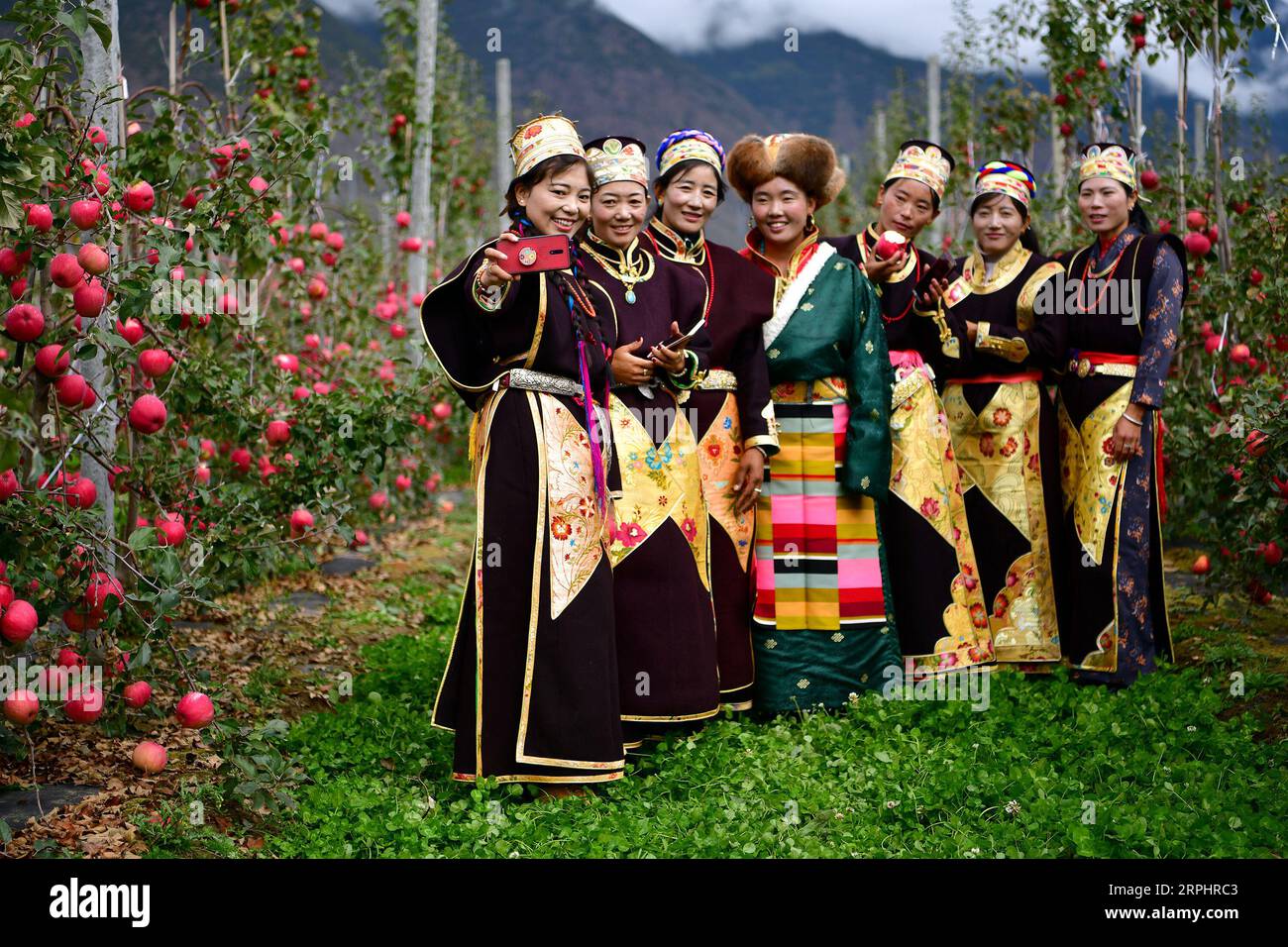 191117 -- LHASA, Nov. 17, 2019 -- Villagers pose for a group photo at ...