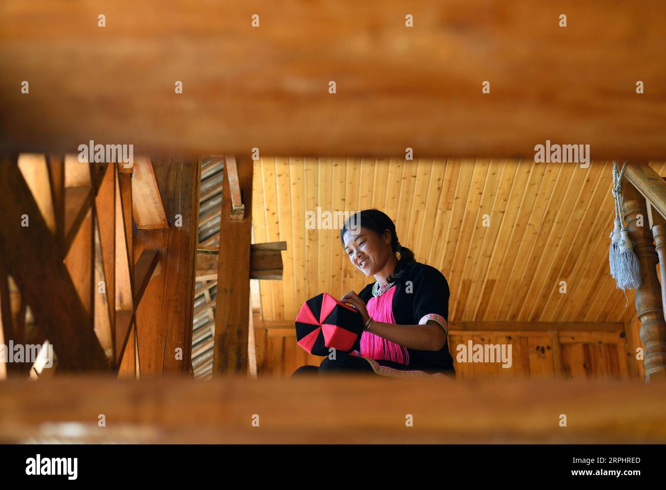 191117 -- MENGLA, Nov. 17, 2019 -- Li Hong of Yao ethnic group makes a ...