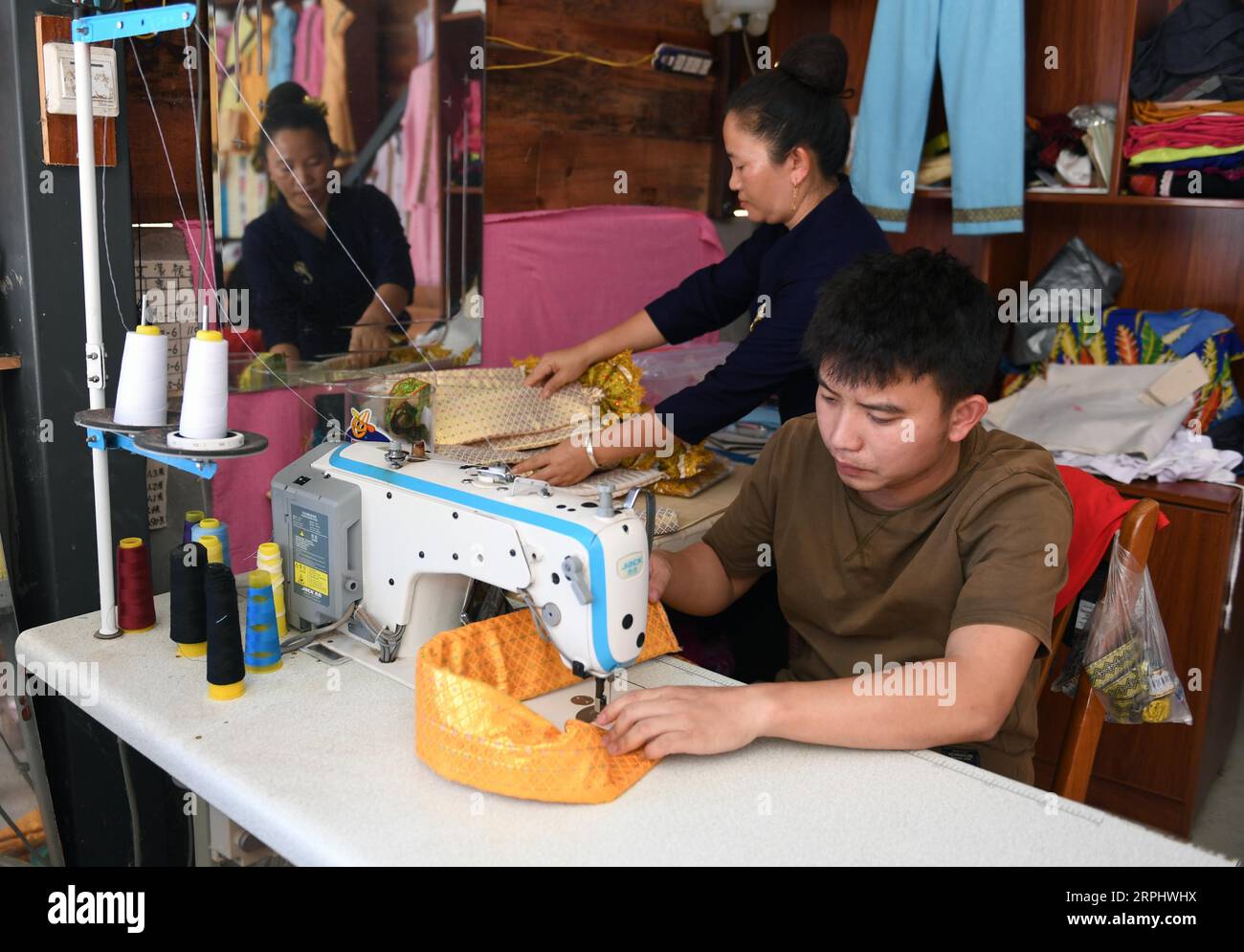191118 -- MENGLA, Nov. 18, 2019 -- Bo Guangxiang s grandson R makes Dai ...