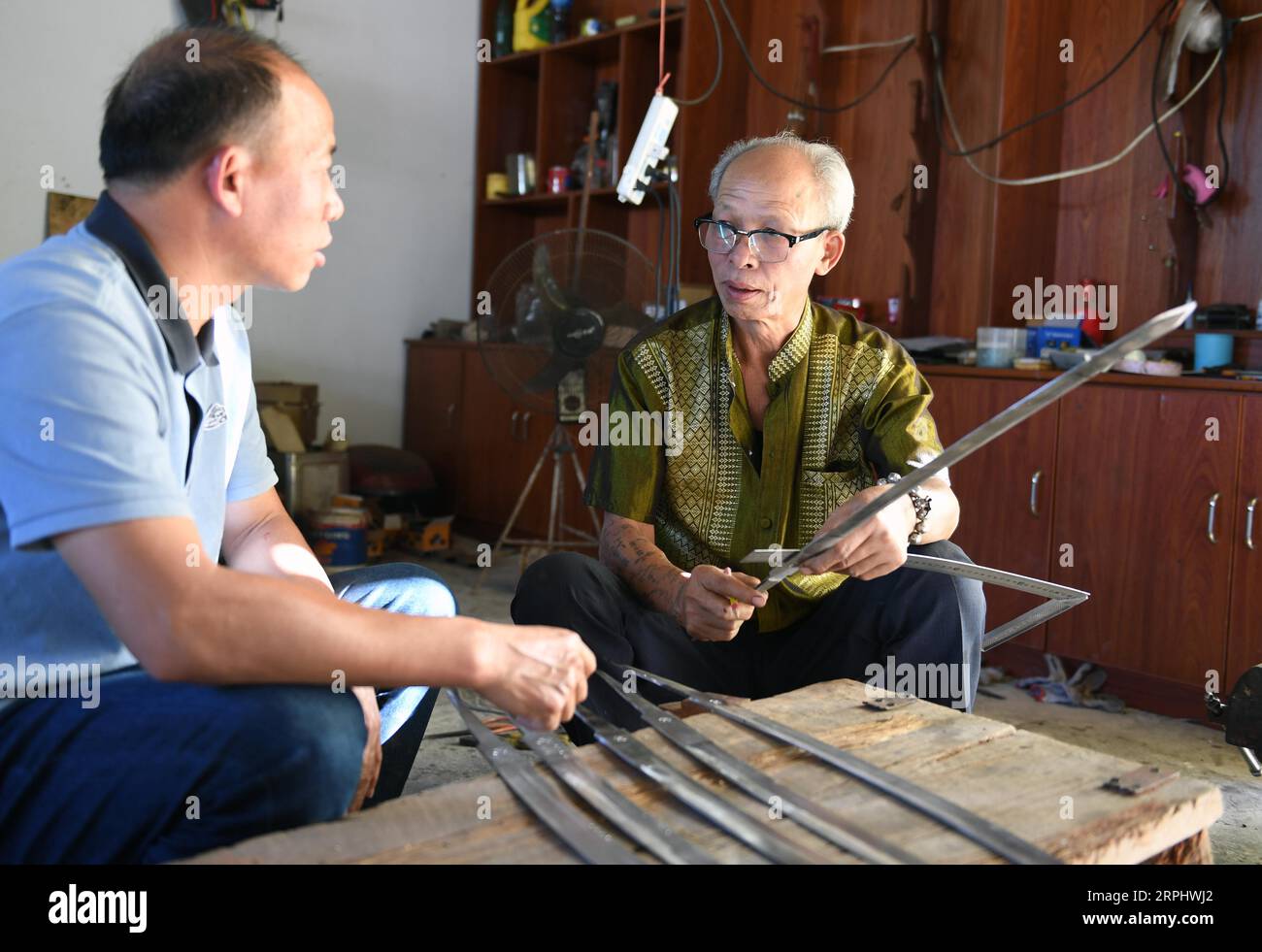 191118 -- MENGLA, Nov. 18, 2019 -- Bo Guangxiang R teaches his son how ...