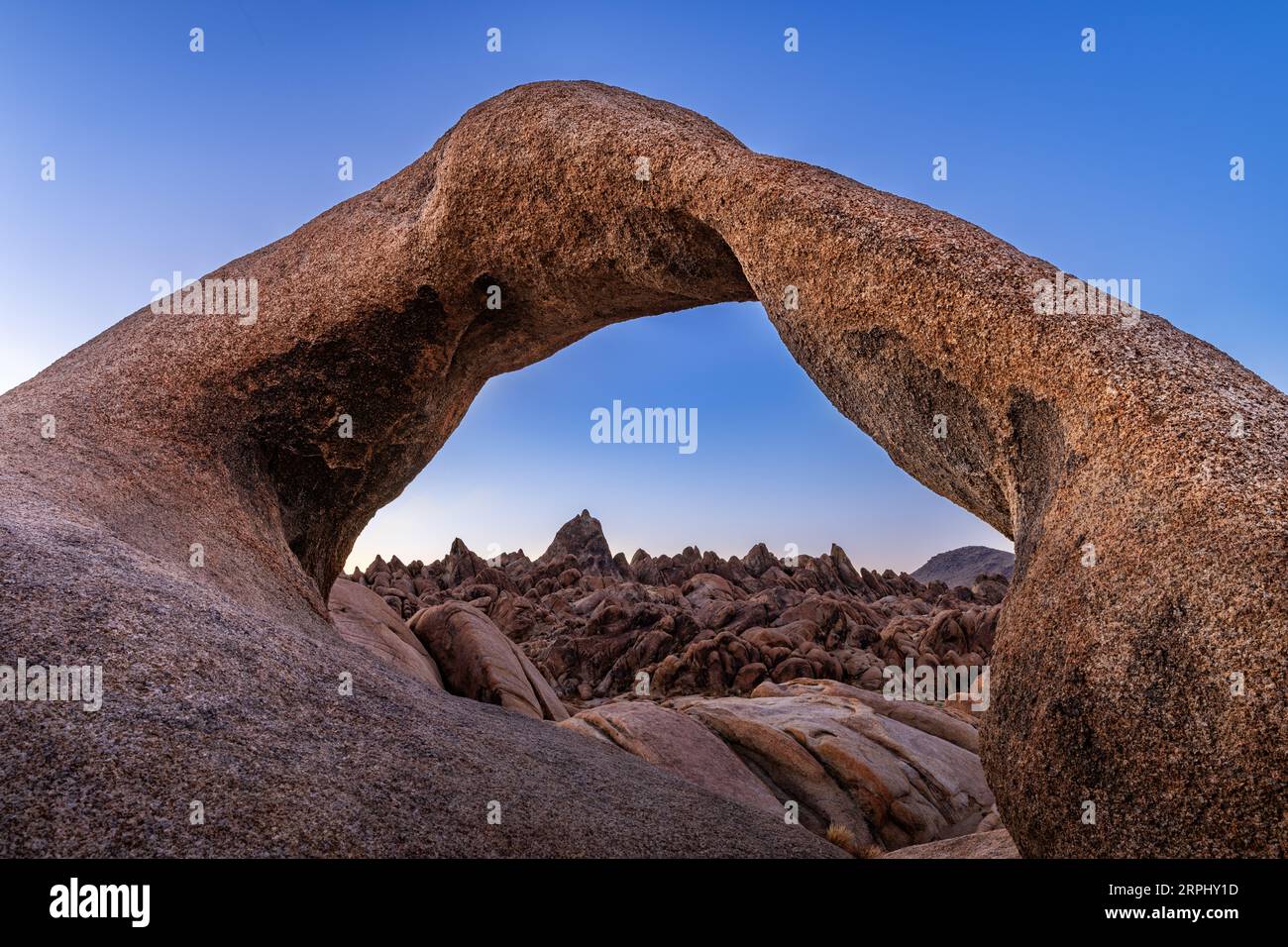 The Famous Mobius Arch Of The Alabama Hills Stock Photo Alamy