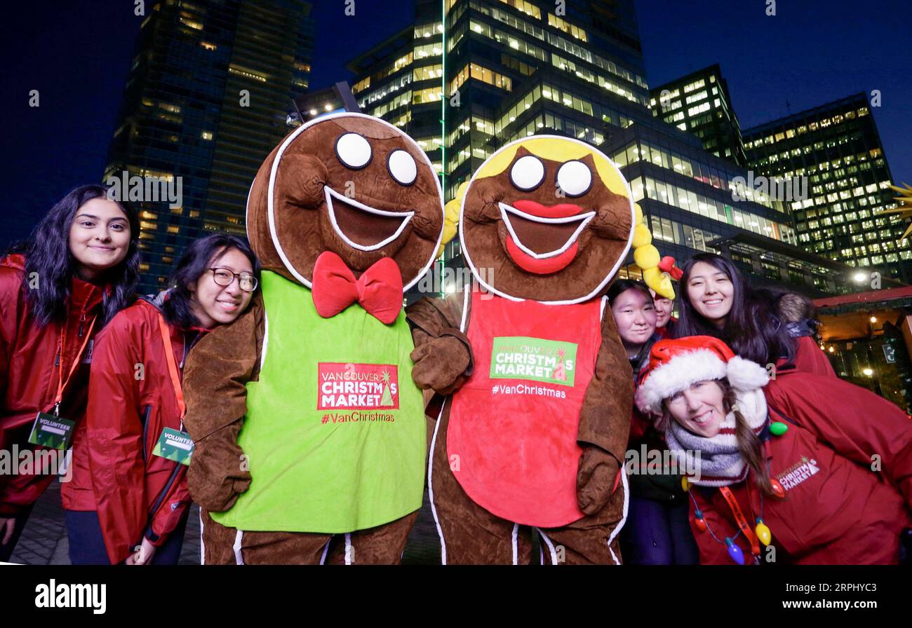 191120 -- VANCOUVER, Nov. 20, 2019 Xinhua -- People pose for photos ...
