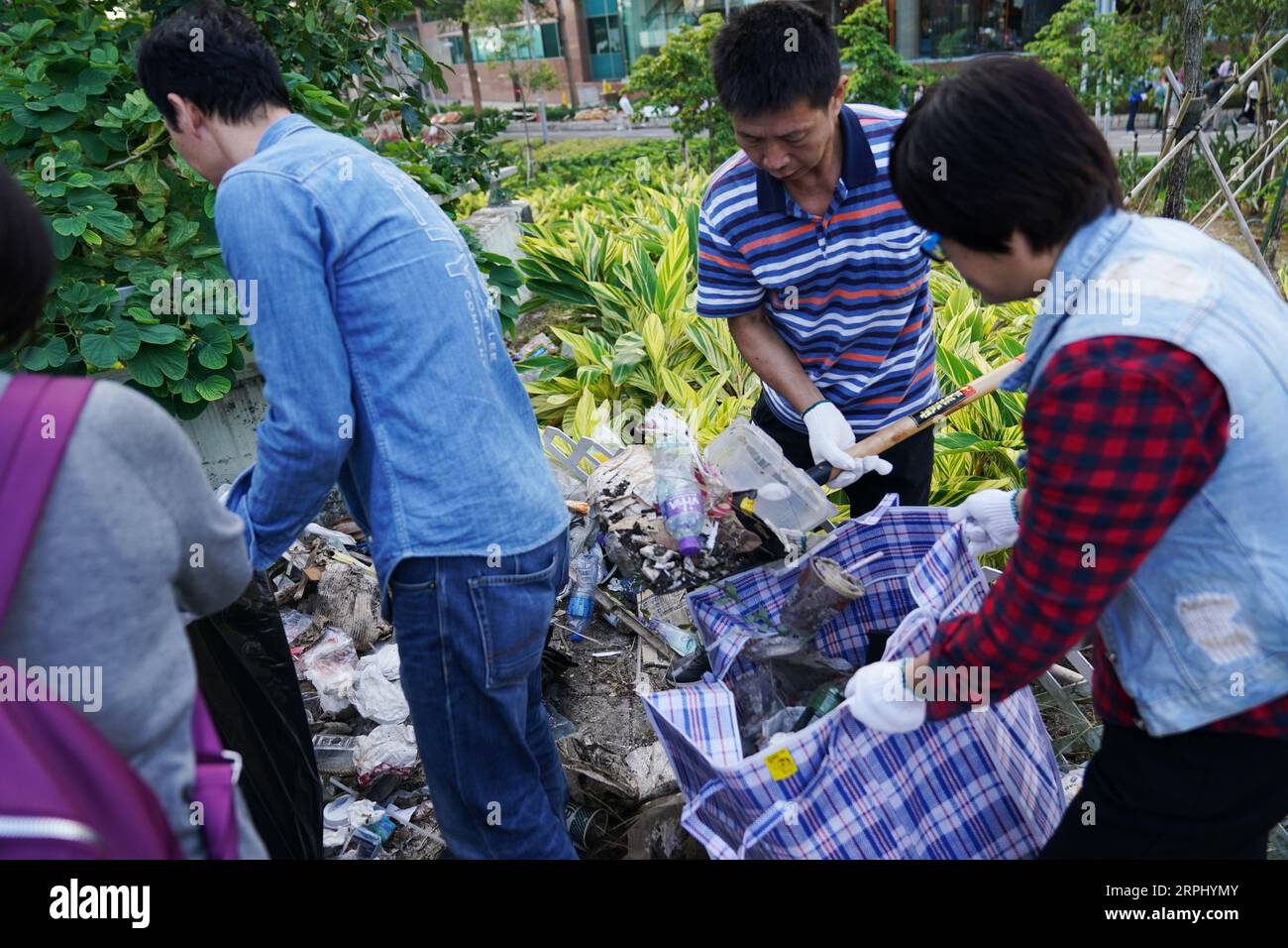 191120 -- HONG KONG, Nov. 20, 2019 -- Residents clear roadblocks and ...