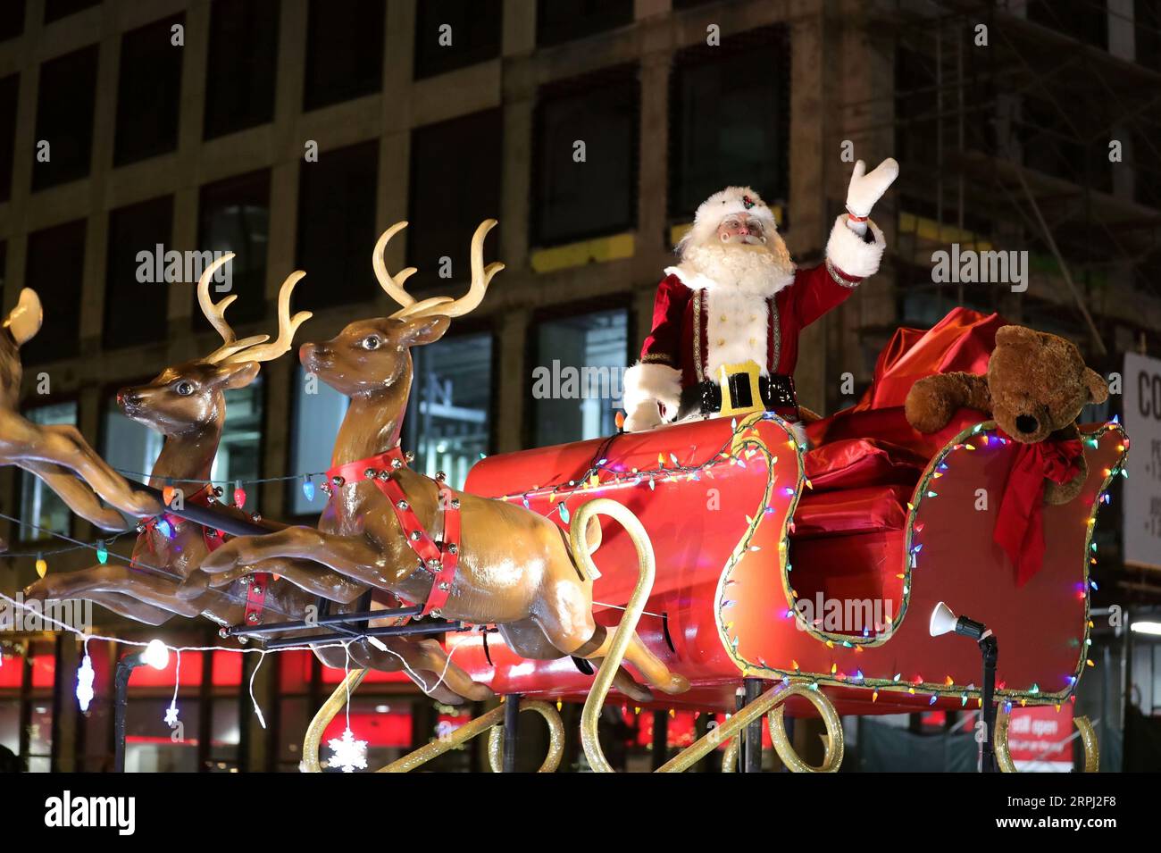 191124 -- CHICAGO, Nov. 24, 2019 -- A performer dressed as Santa ...