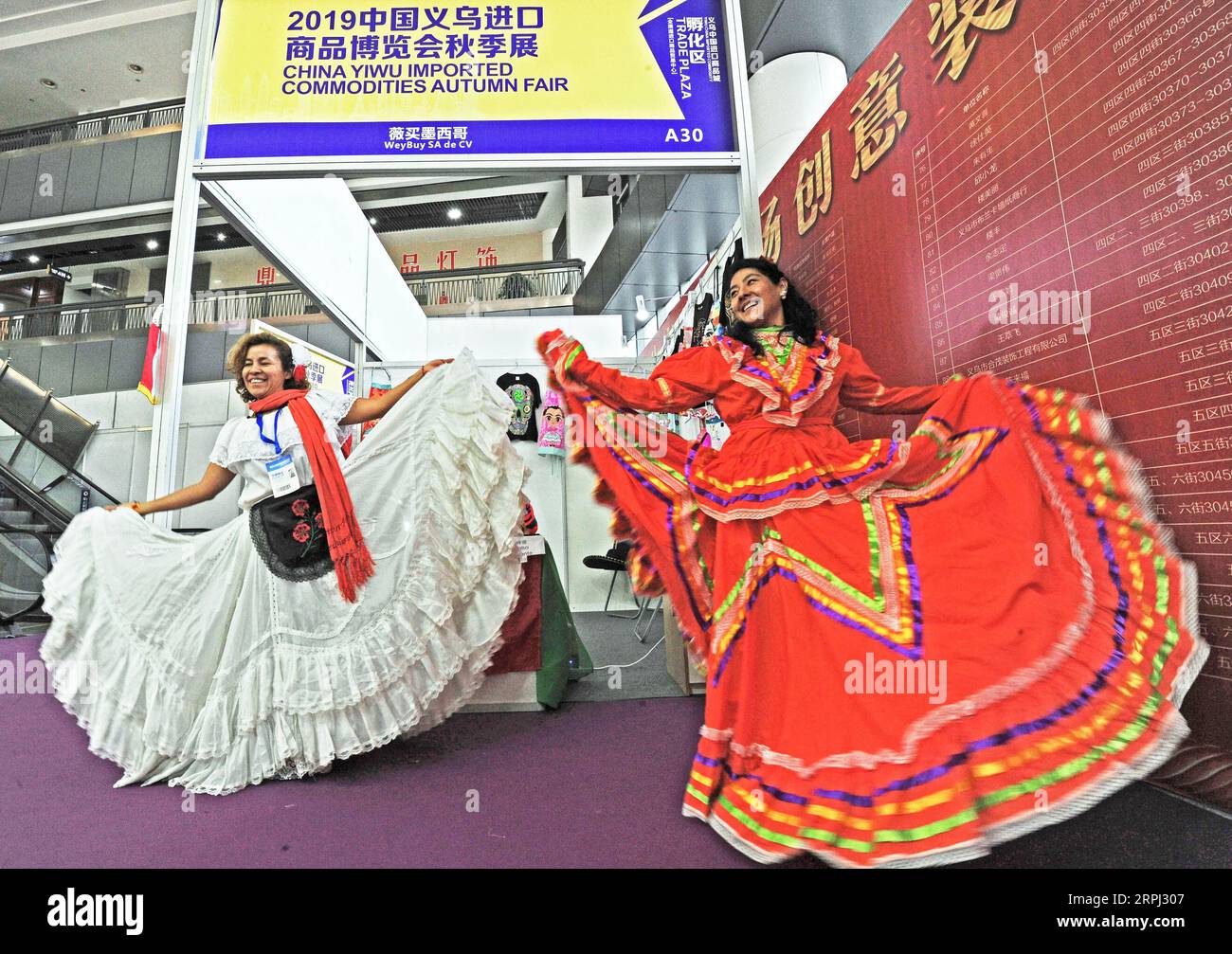 191124 -- YIWU, Nov. 24, 2019 -- Actresses dance during the China Yiwu ...