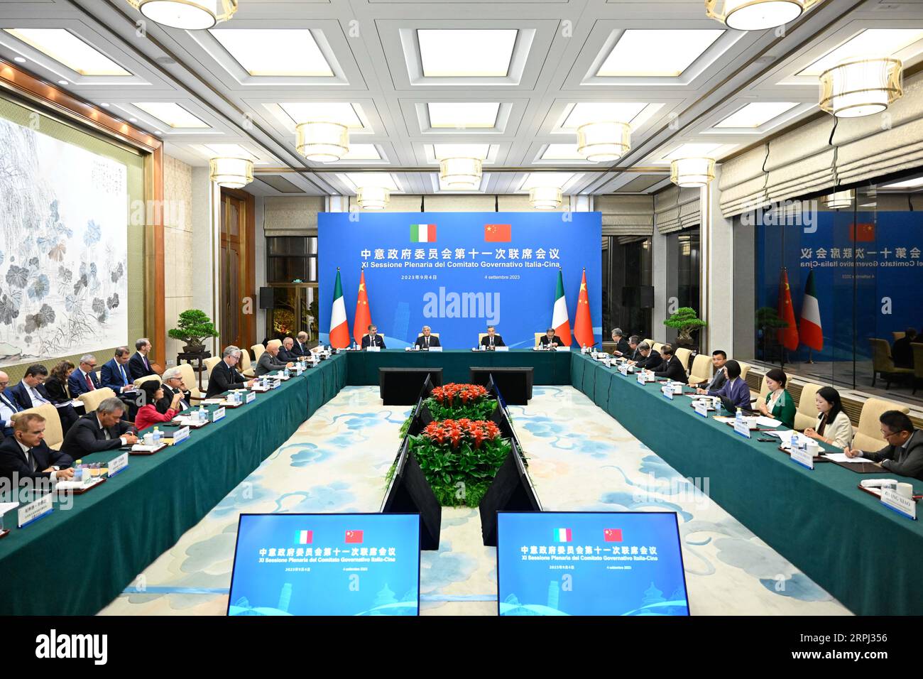 China government ministers meeting hi-res stock photography and images ...