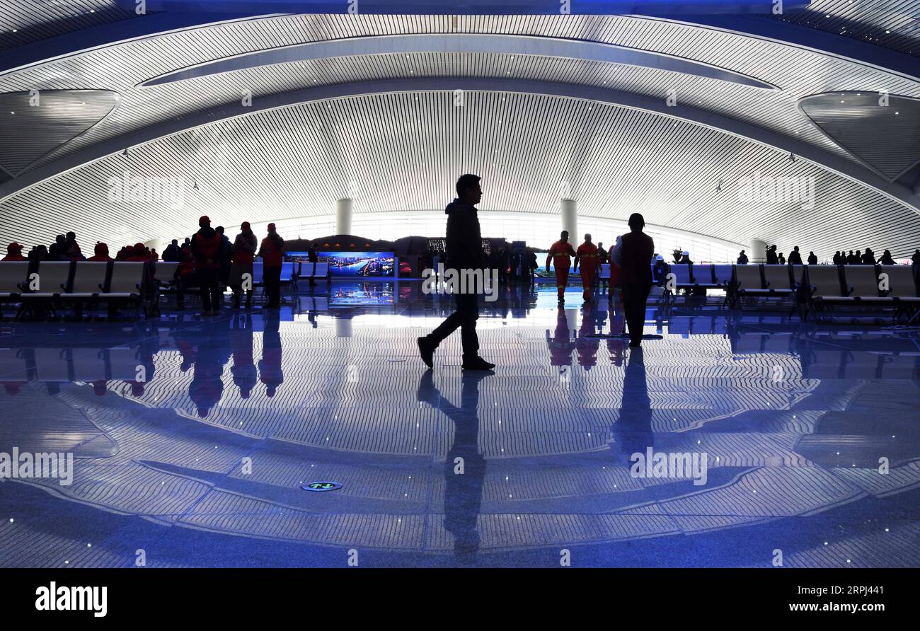 191126 -- JINAN, Nov. 26, 2019 -- Passengers wait at the Linyi North ...
