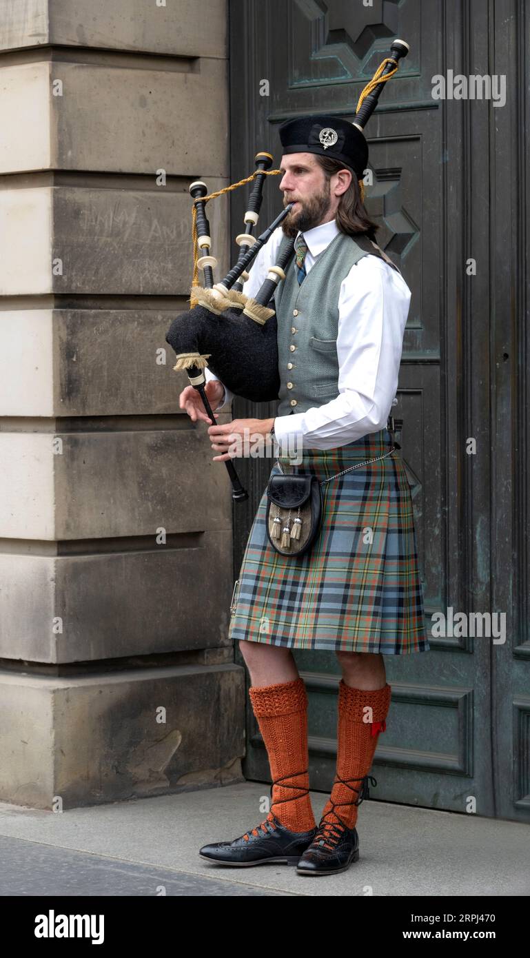 Bagpipe player in Edinburgh on the Royal Mile Stock Photo - Alamy