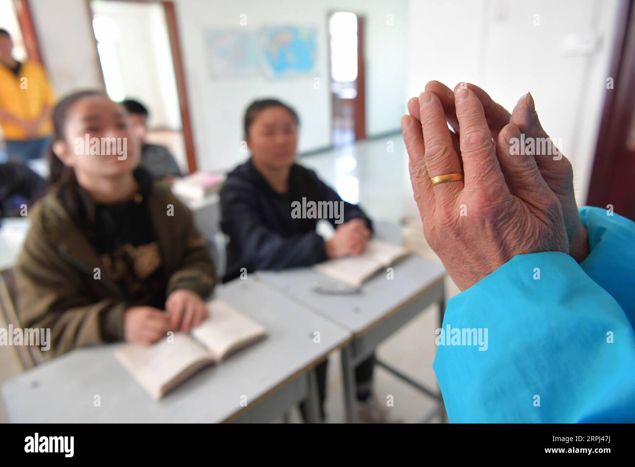 Children sign language teacher hi-res stock photography and images - Alamy