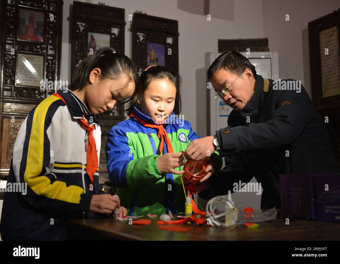 191127 -- KAIFENG, Nov. 27, 2019 -- Zhang Juntao makes lanterns with ...