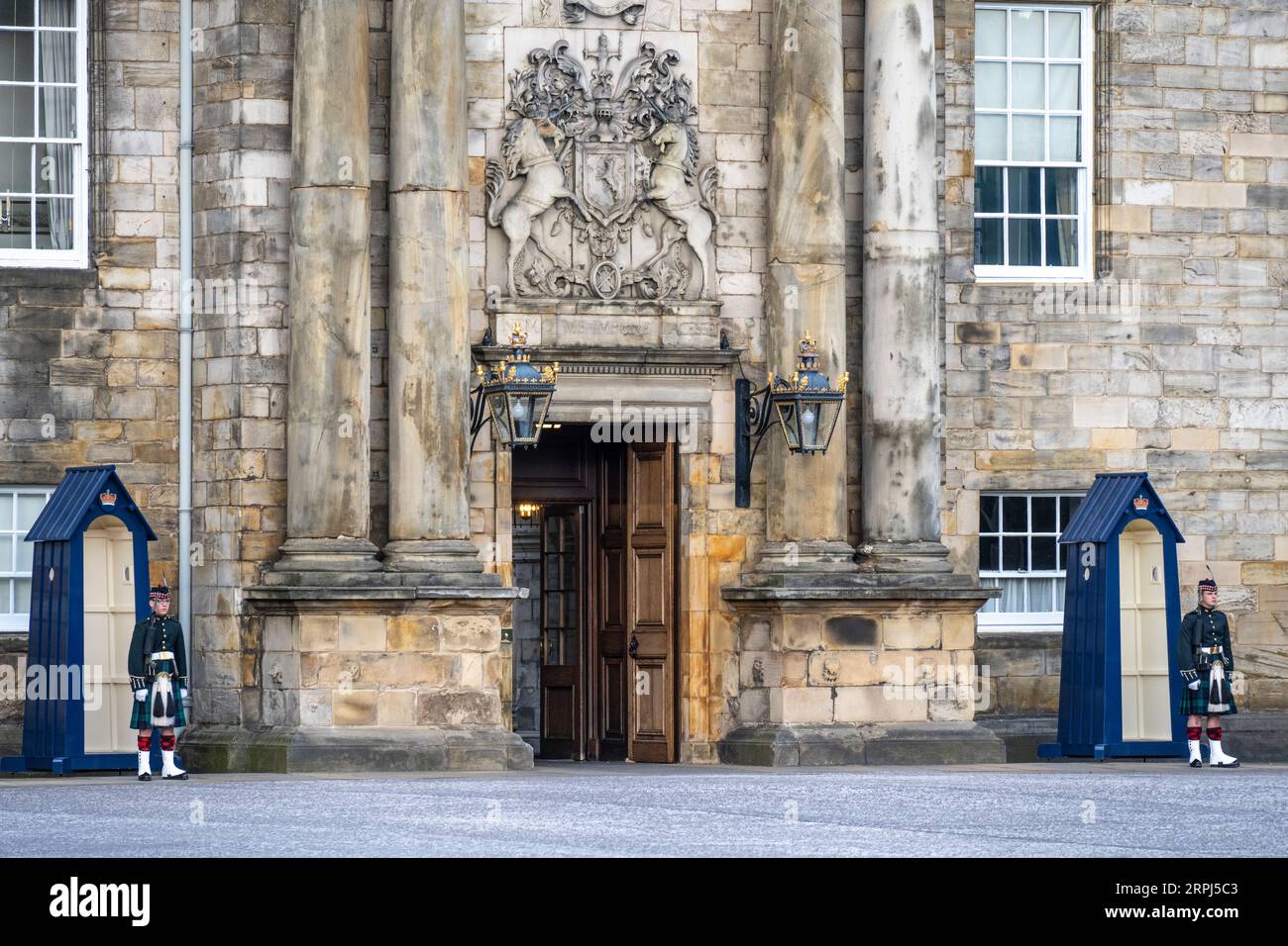 Holyrood Palace Guards Stock Photo - Alamy