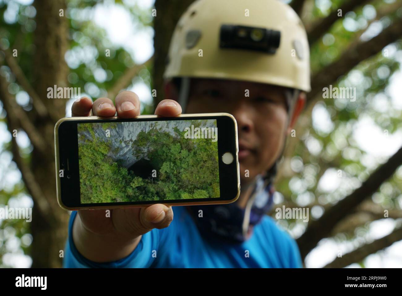 191202 -- NANNING, Dec. 2, 2019 -- Member of a cave exploration team ...