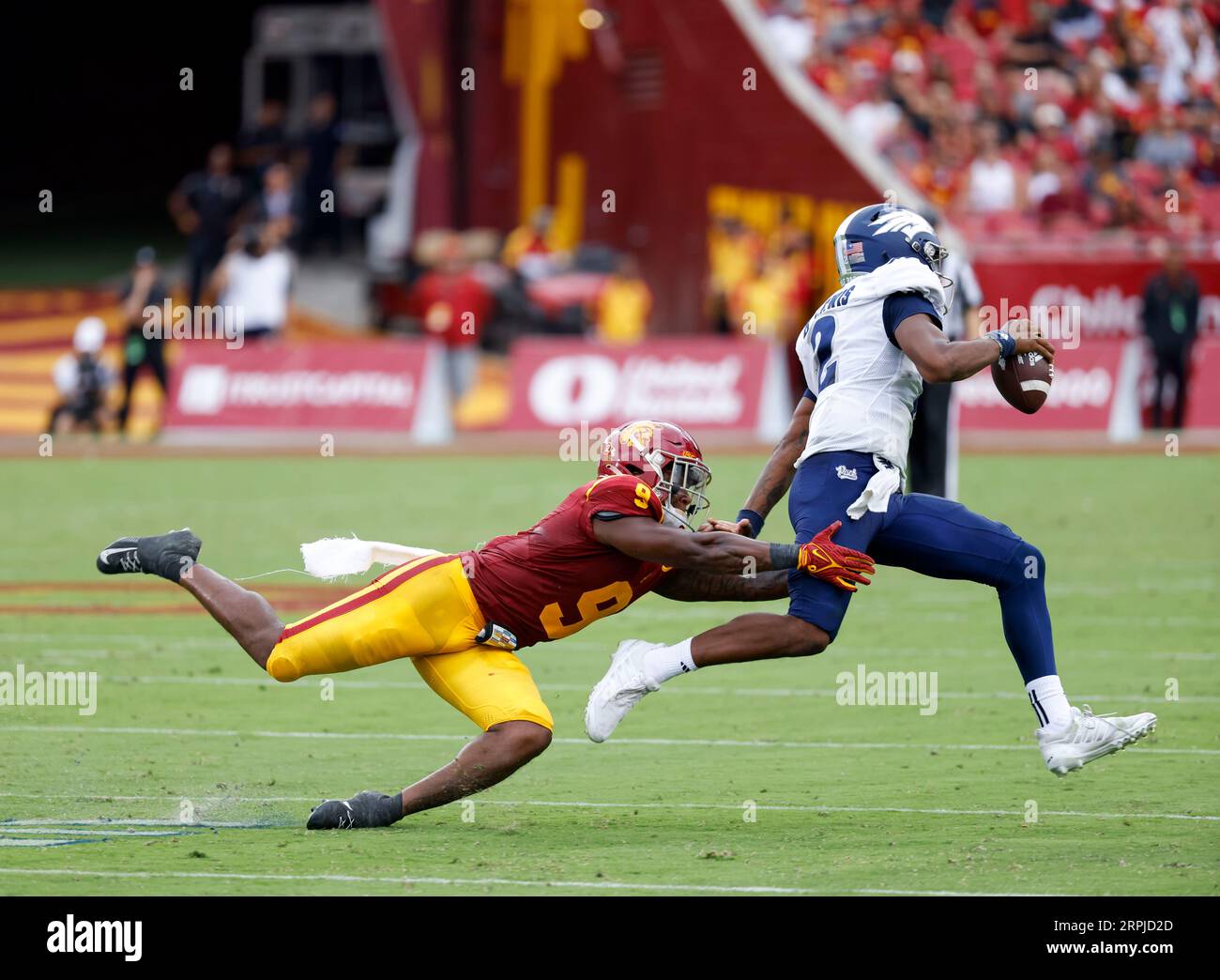 September 02, 2023 USC Trojans linebacker Raesjon Davis #9 attempts to ...