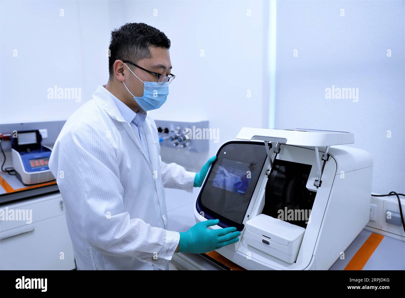 University genetics lab hi-res stock photography and images - Alamy