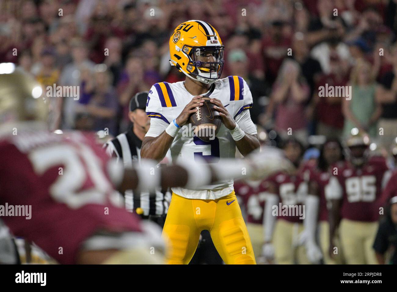 LSU quarterback Jayden Daniels (5) looks for a receiver during the ...