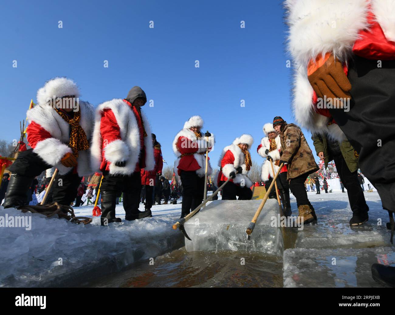 191207 -- HARBIN, Dec. 7, 2019 -- Ice diggers drag ice at an ice ...