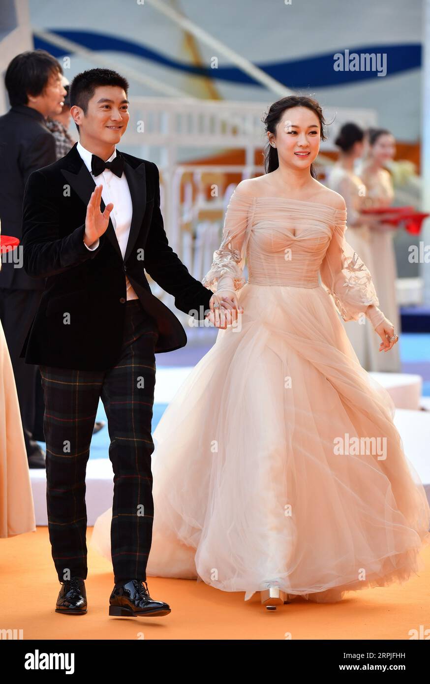 191208 -- SANYA, Dec. 8, 2019 -- Actor Du Jiang L and actress Huo Siyan ...