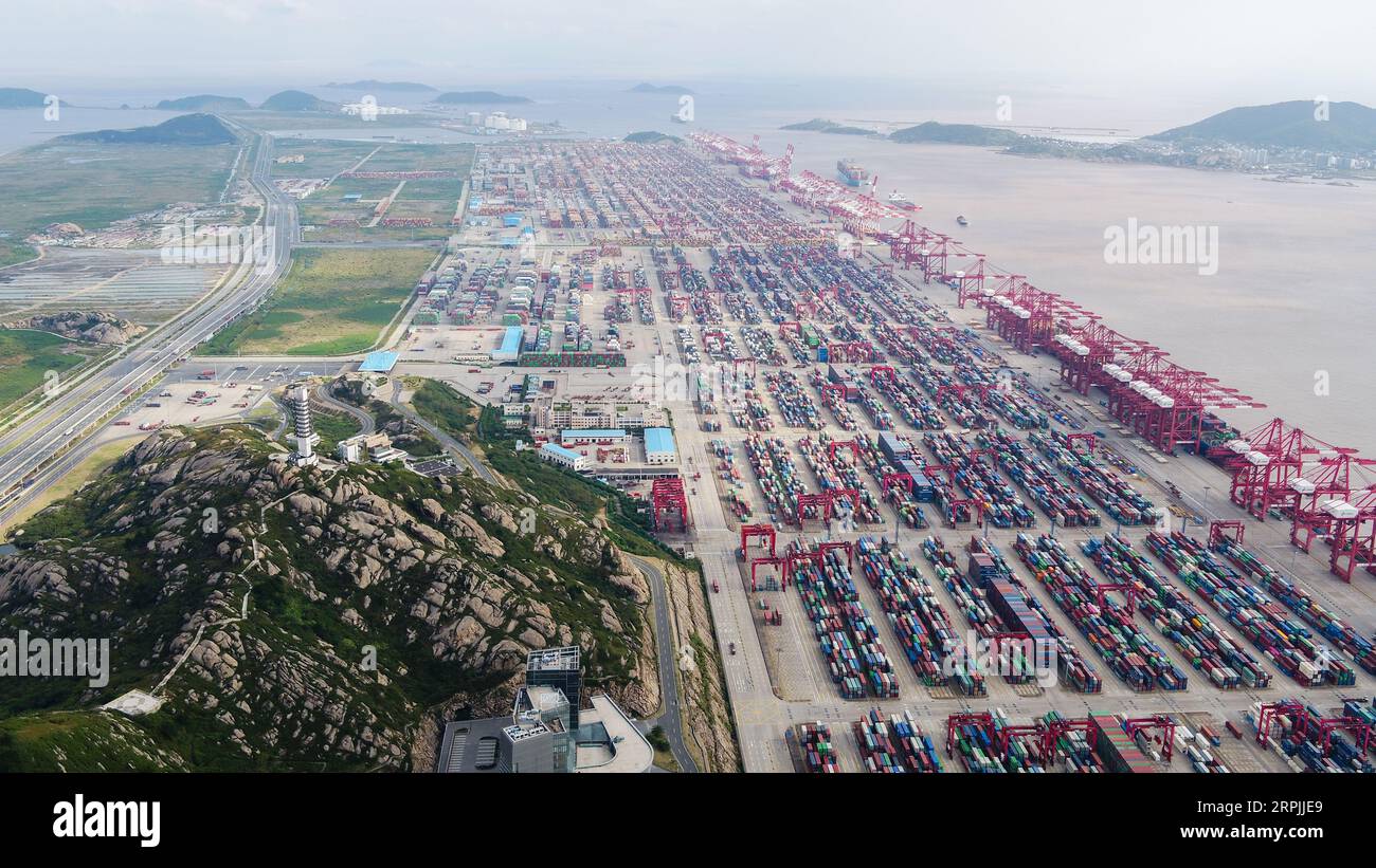 Yangshan deep water port shanghai hi-res stock photography and images ...