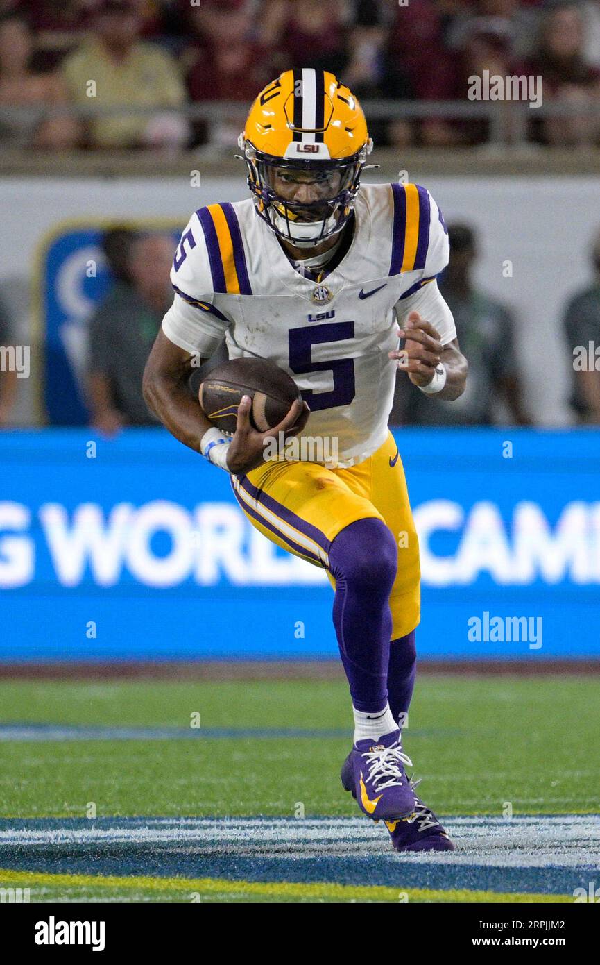 LSU quarterback Jayden Daniels (5) scrambles for yardage during the ...
