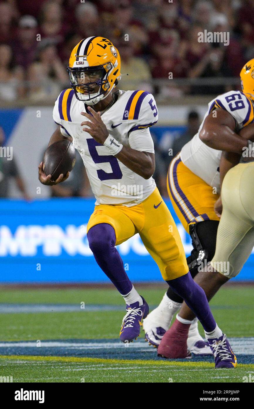 LSU quarterback Jayden Daniels (5) scrambles for yardage during the ...