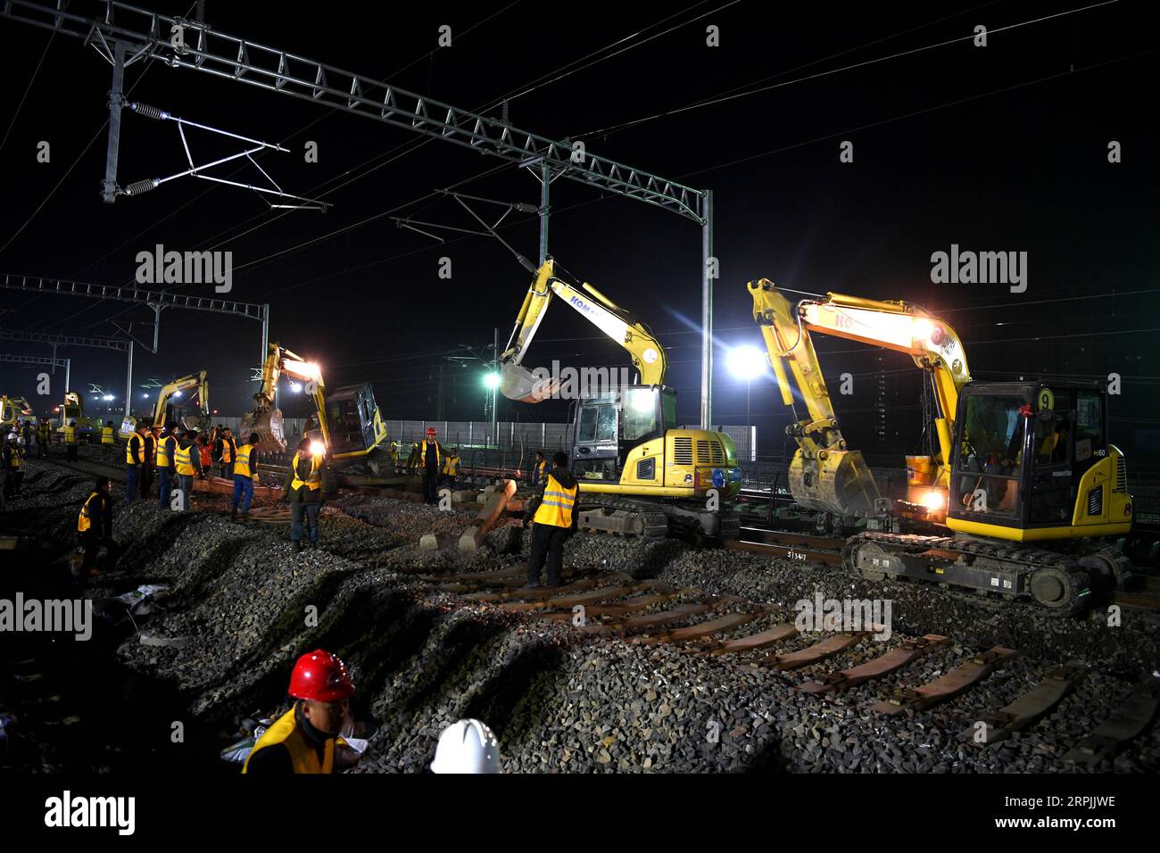 Hangzhou railway station construction hi-res stock photography and ...