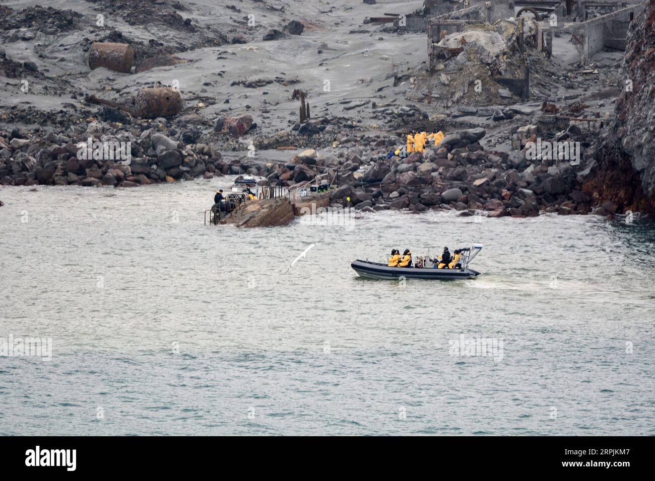 191213 -- WHITE ISLAND, Dec. 13, 2019 Xinhua -- Rescuers head to the ...