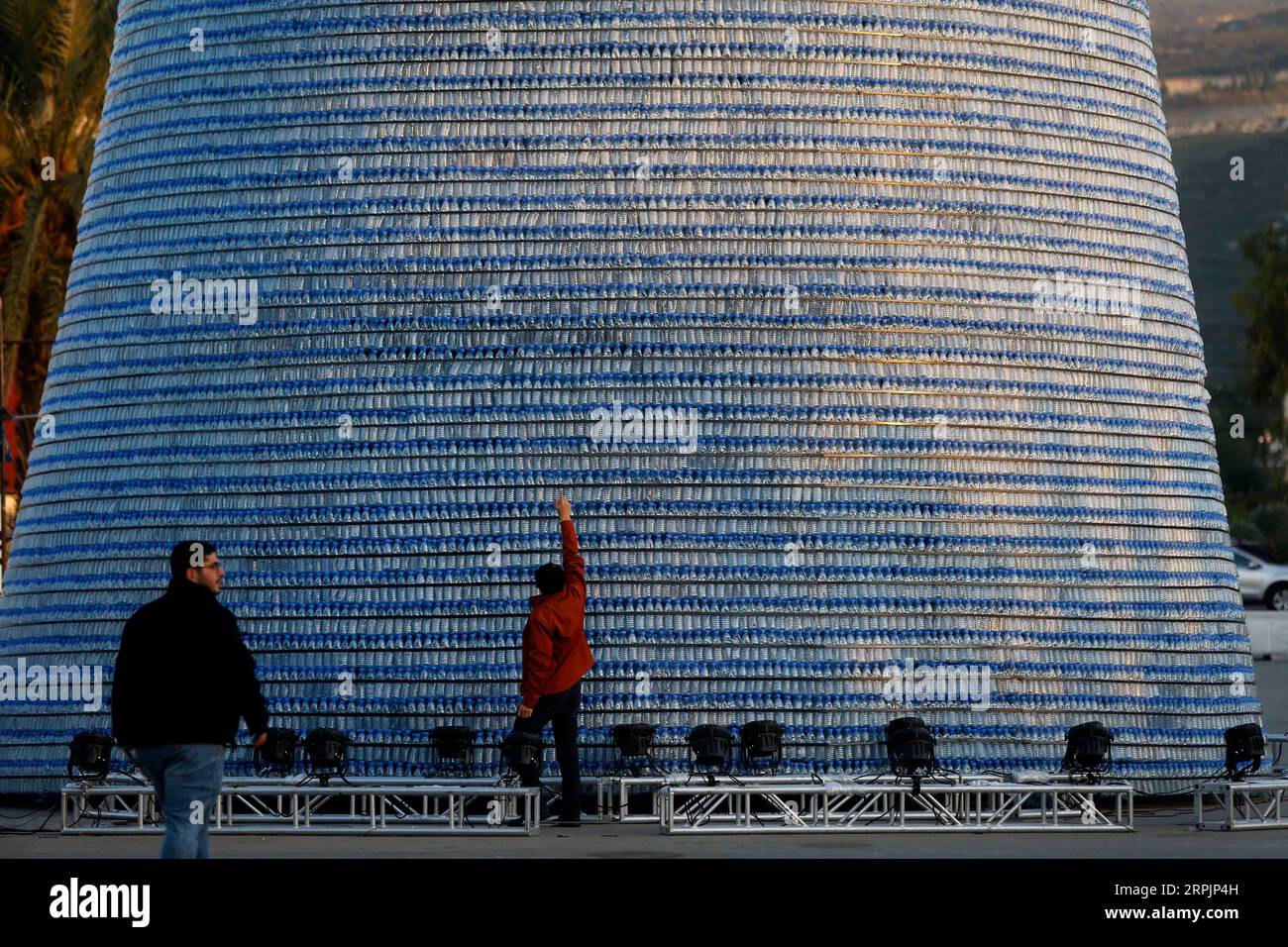 191216 -- CHEKKA LEBANON, Dec. 16, 2019 Xinhua -- People look at a ...