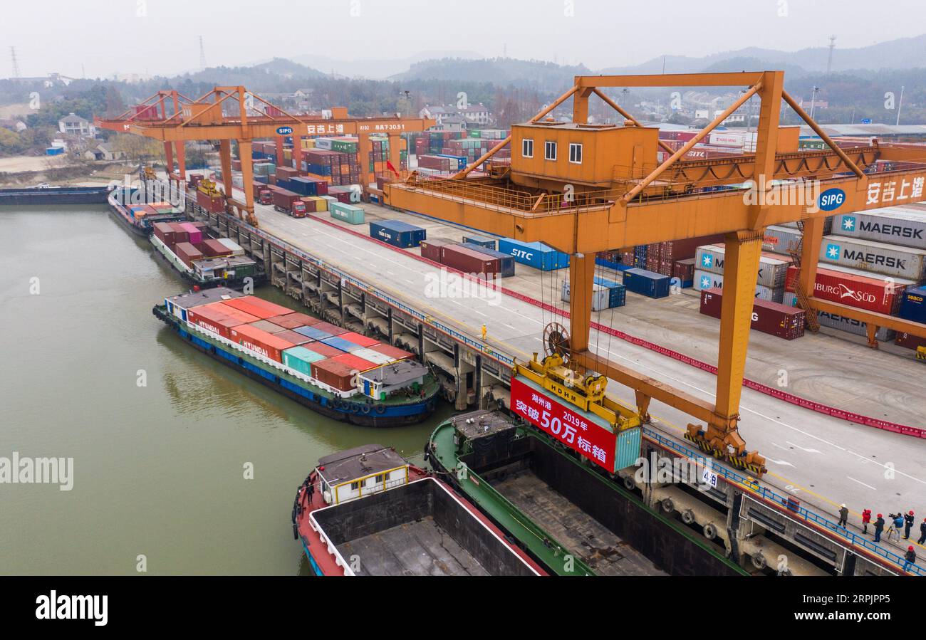 Raised gantry crane hi-res stock photography and images - Alamy