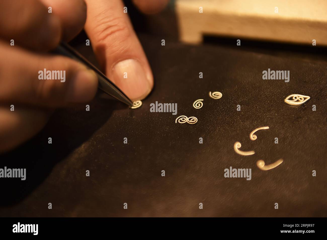 191218 -- BEIJING, Dec. 18, 2019 -- Dong Ruijing works on a piece of ...