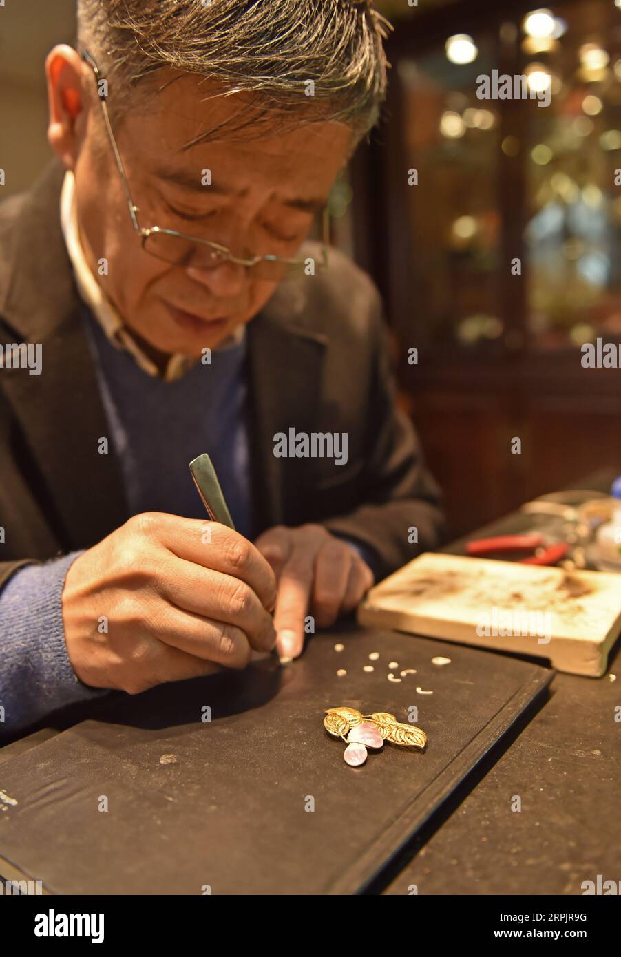 191218 -- BEIJING, Dec. 18, 2019 -- Dong Ruijing works on a piece of ...