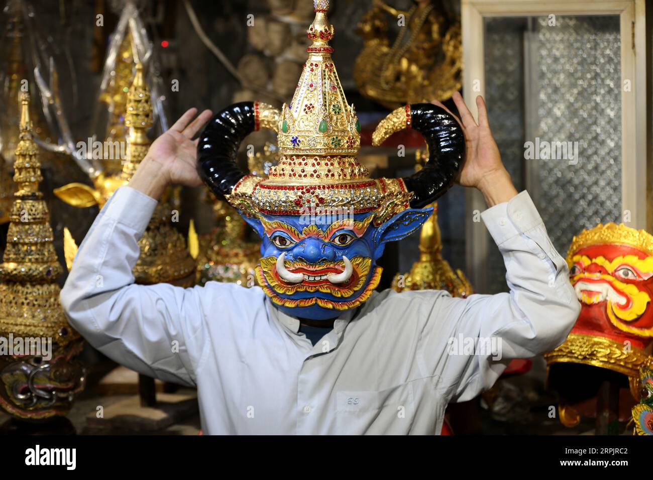 191218 -- YANGON, Dec. 18, 2019 -- Sayar Sein wears a mask he made in ...