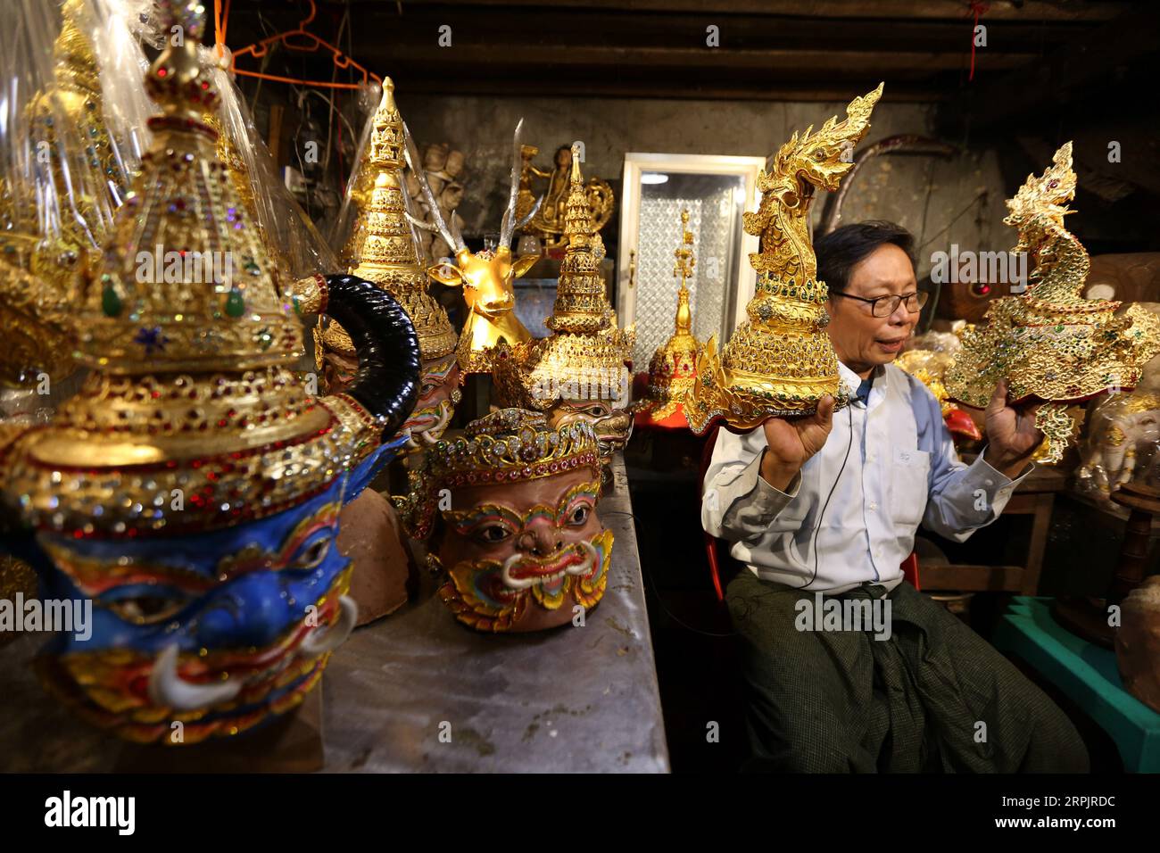191218 -- YANGON, Dec. 18, 2019 -- Sayar Sein presents his creations in ...