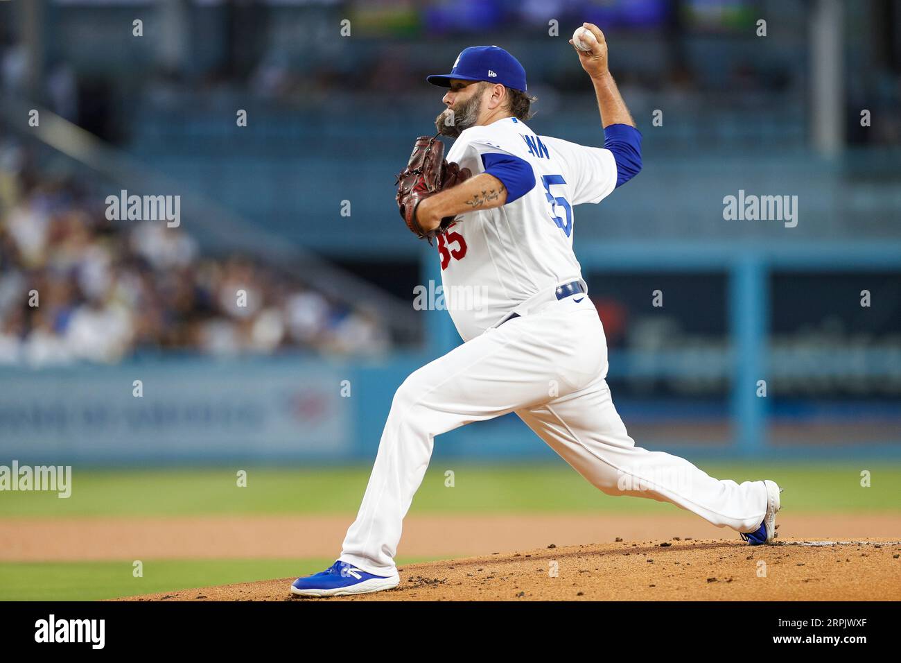 Los Angeles Dodgers starting pitcher Lance Lynn (35) throws to the ...