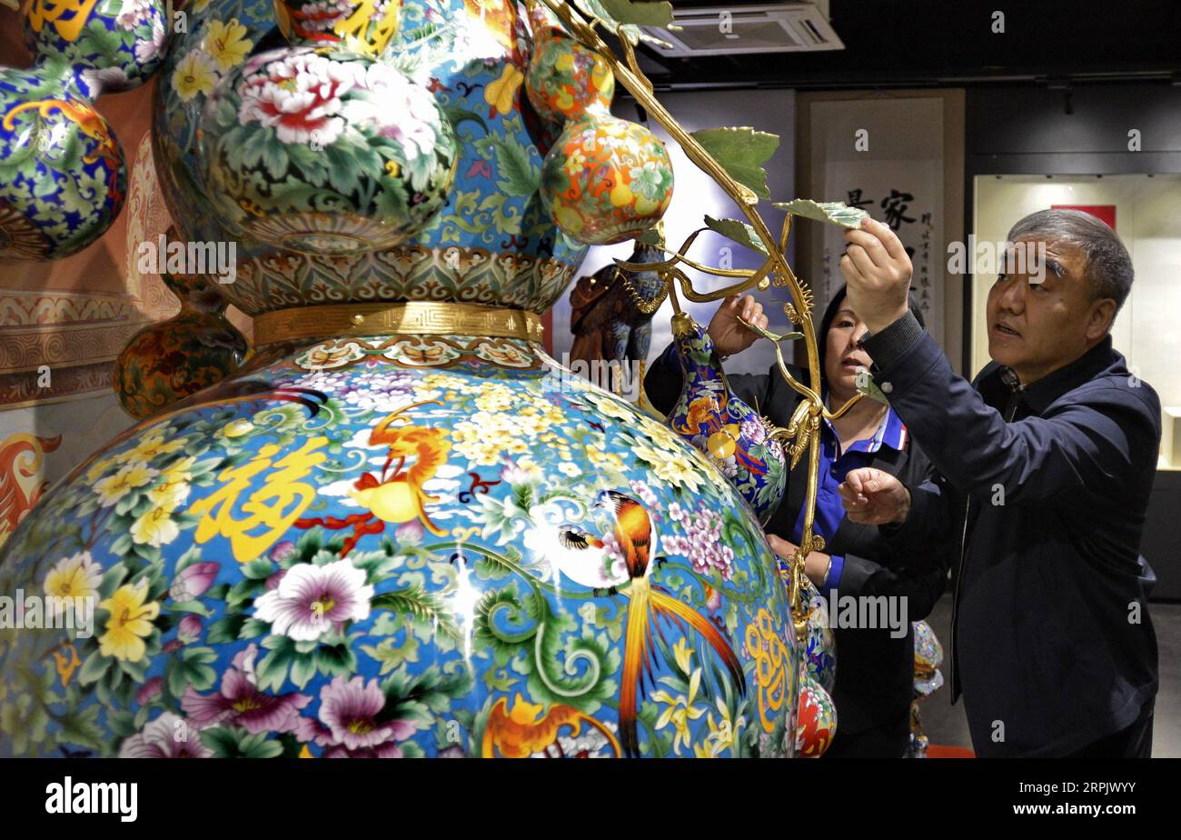 191221 -- BEIJING, Dec. 21, 2019 -- Artist Zhong Liansheng introduces a ...