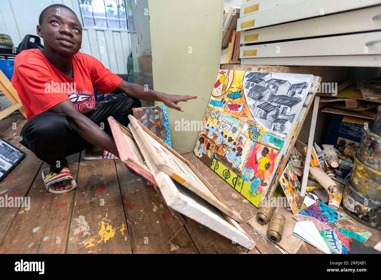 191221 -- NAIROBI, Dec. 21, 2019 -- A painter introduces his artworks ...