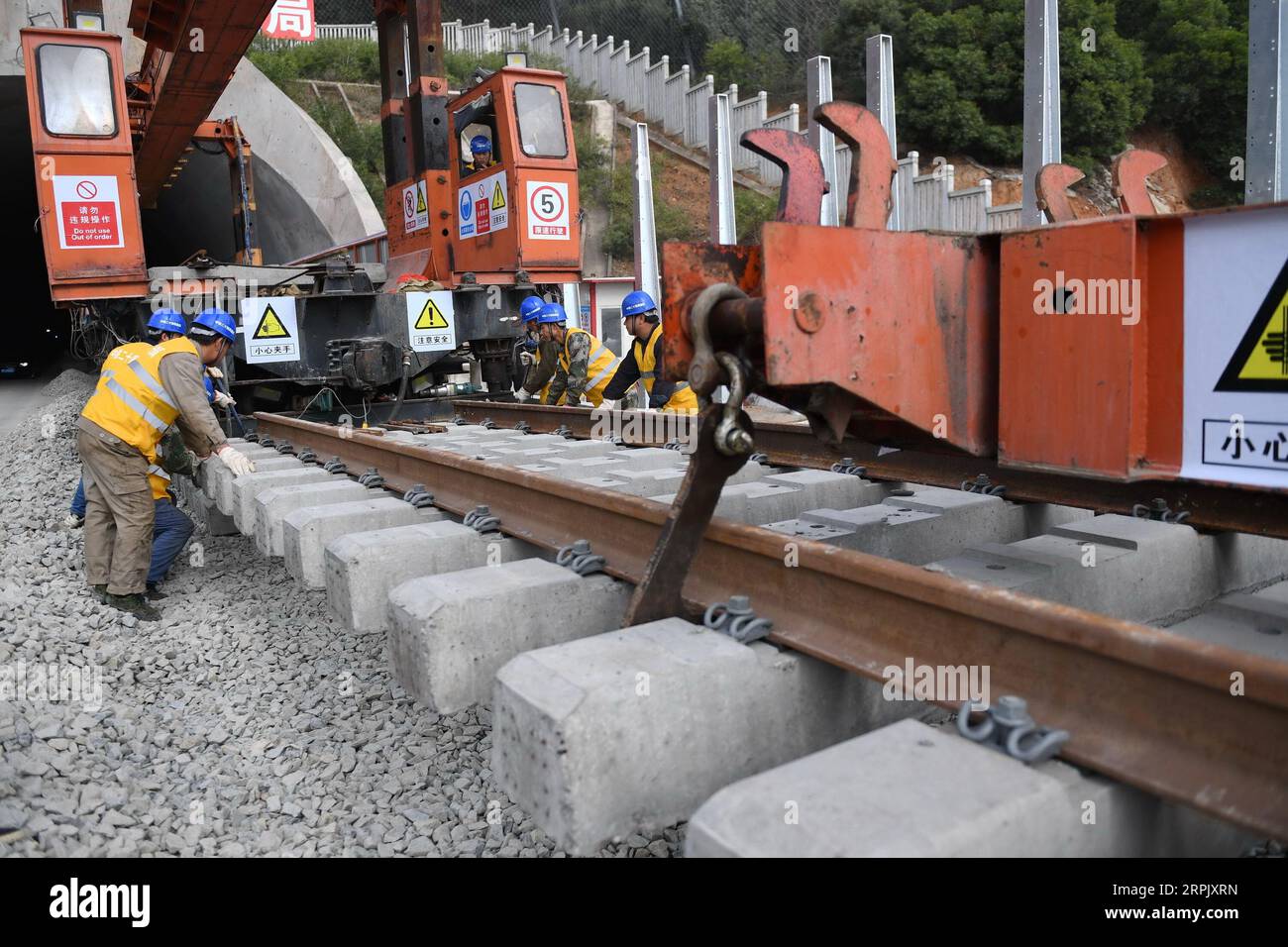 191222 -- FUZHOU, Dec. 22, 2019 -- Workers lay tracks at the ...