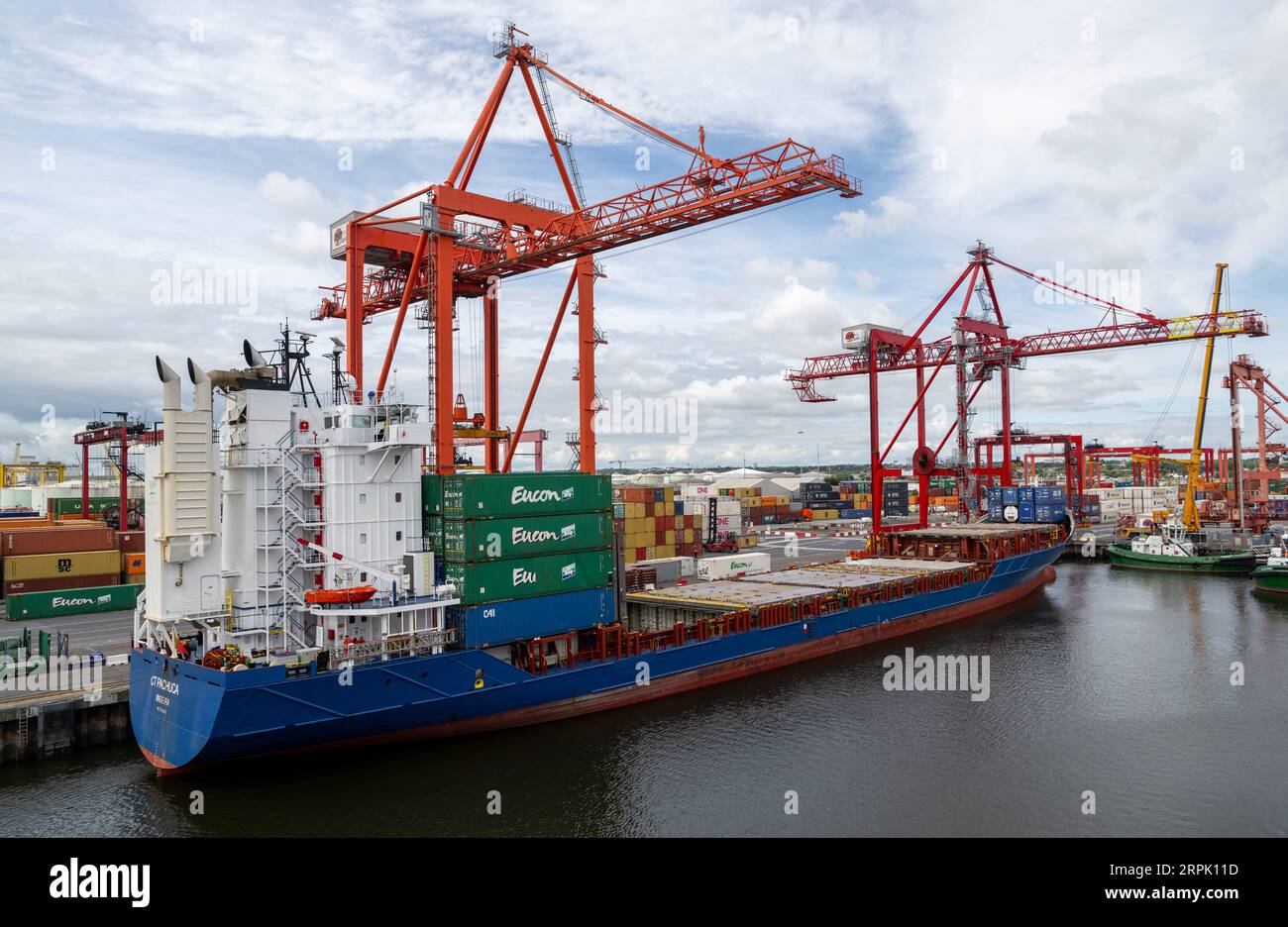 Shipping containers ships in hi-res stock photography and images - Alamy