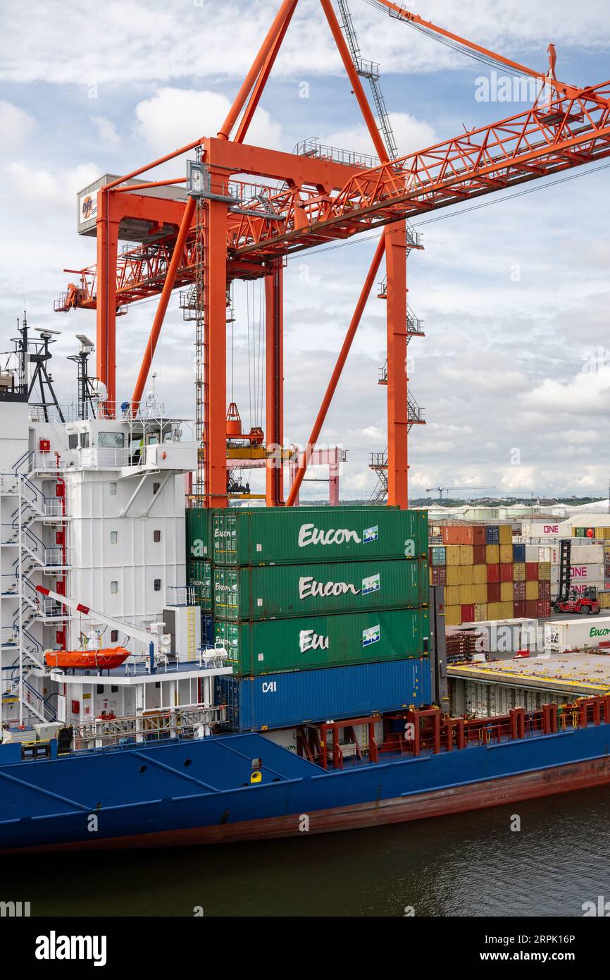 Shipping containers at dublin port hi-res stock photography and images ...