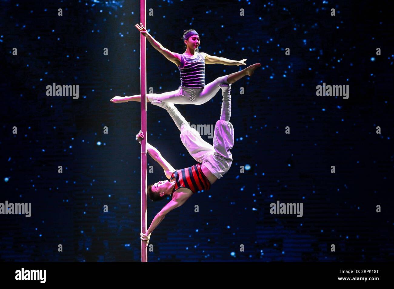 Acrobatic circus hi-res stock photography and images - Alamy
