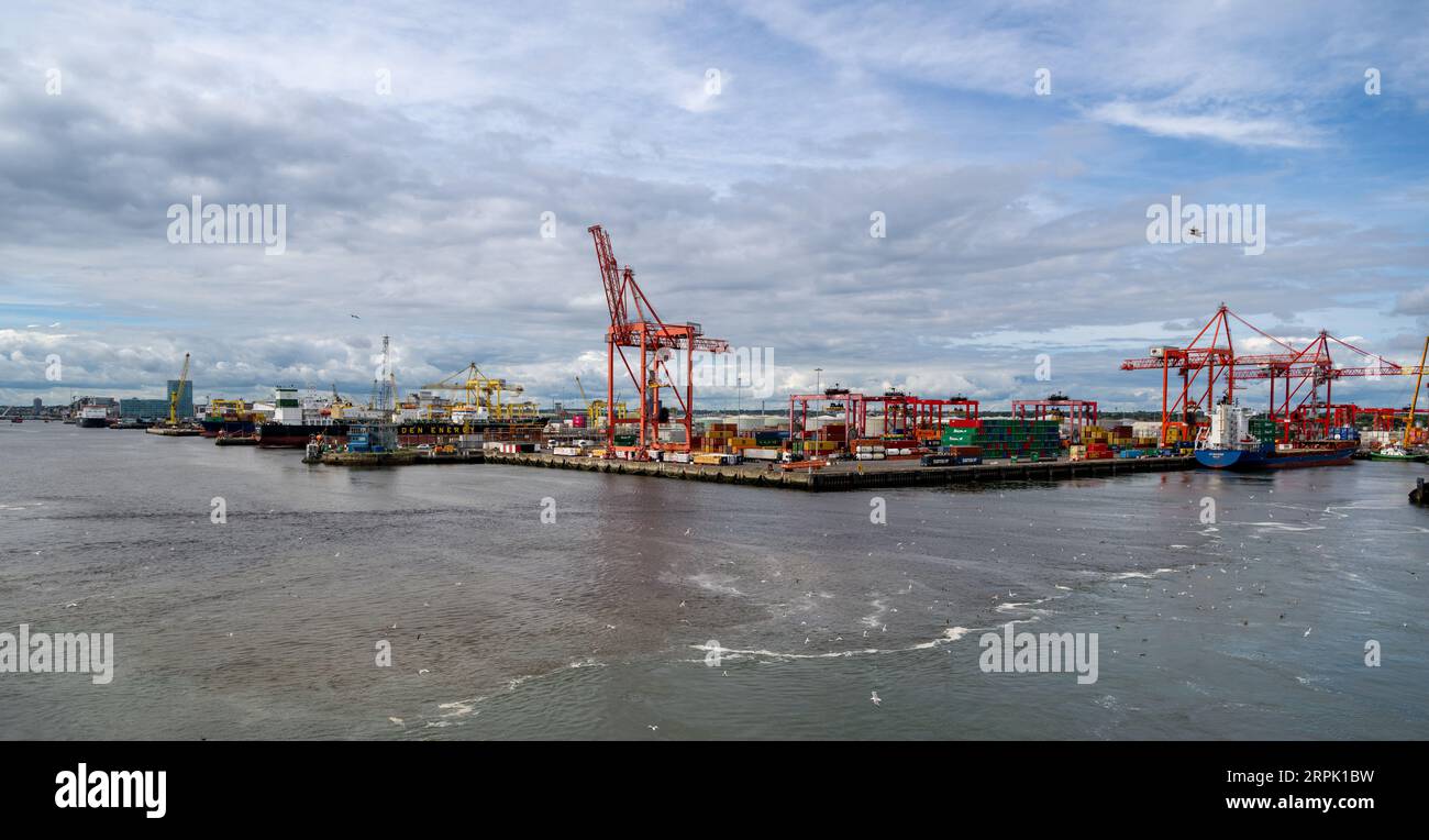 Containers in dublin port hi-res stock photography and images - Alamy